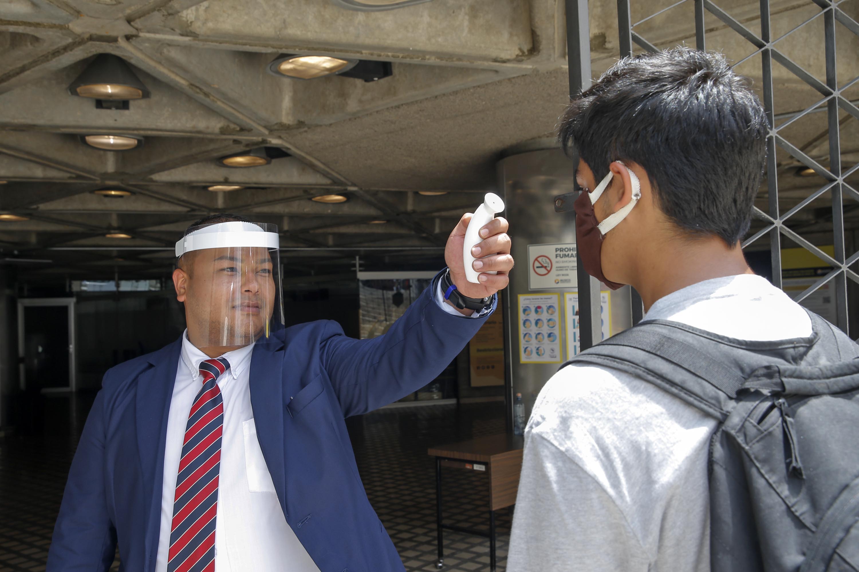 Fiebre, tos y dolor de cabeza son los síntomas más comunes de ticos con ...