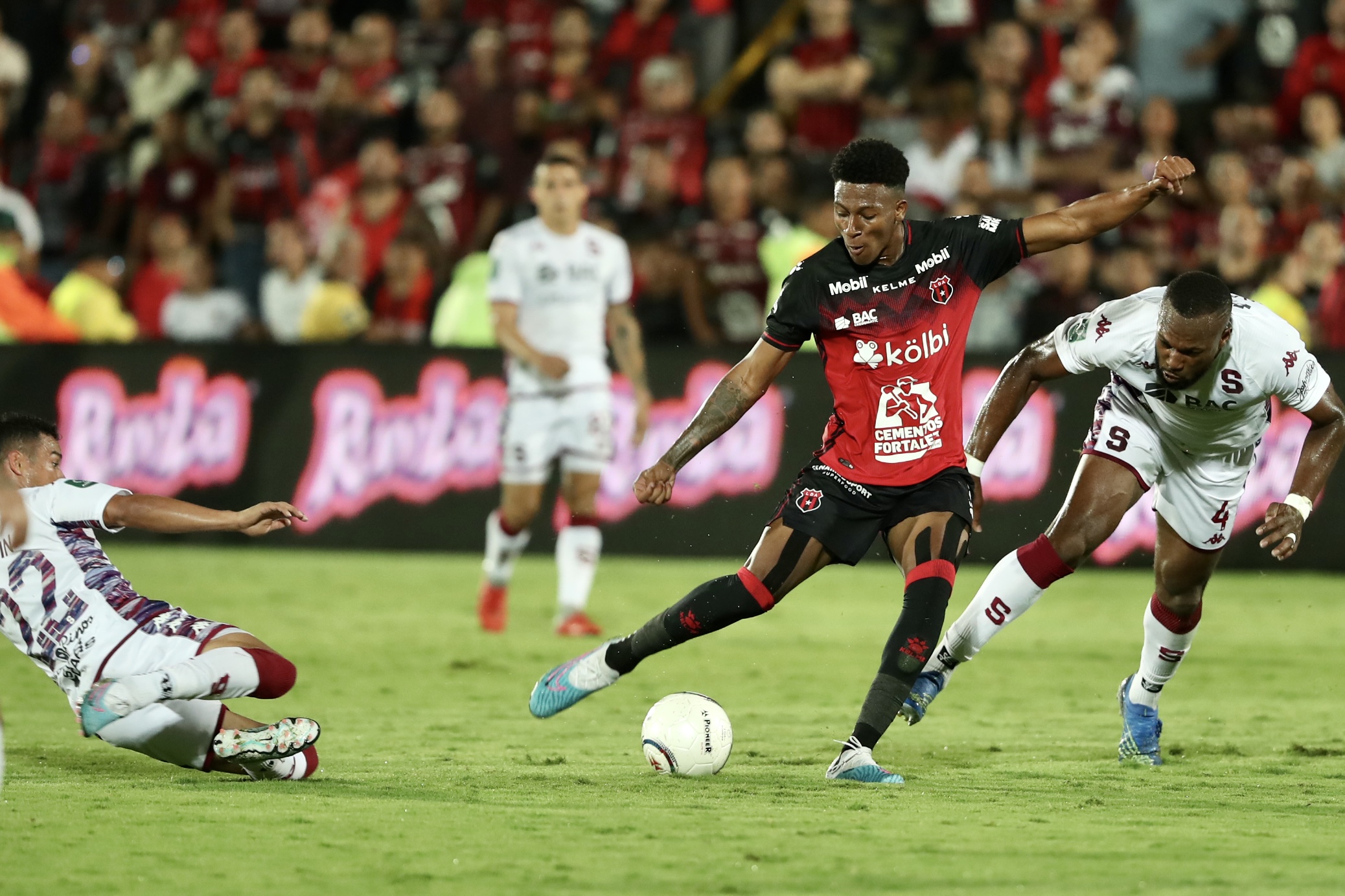 Goleador histórico de Alajuelense quedó como loco con Josimar Alcócer ...