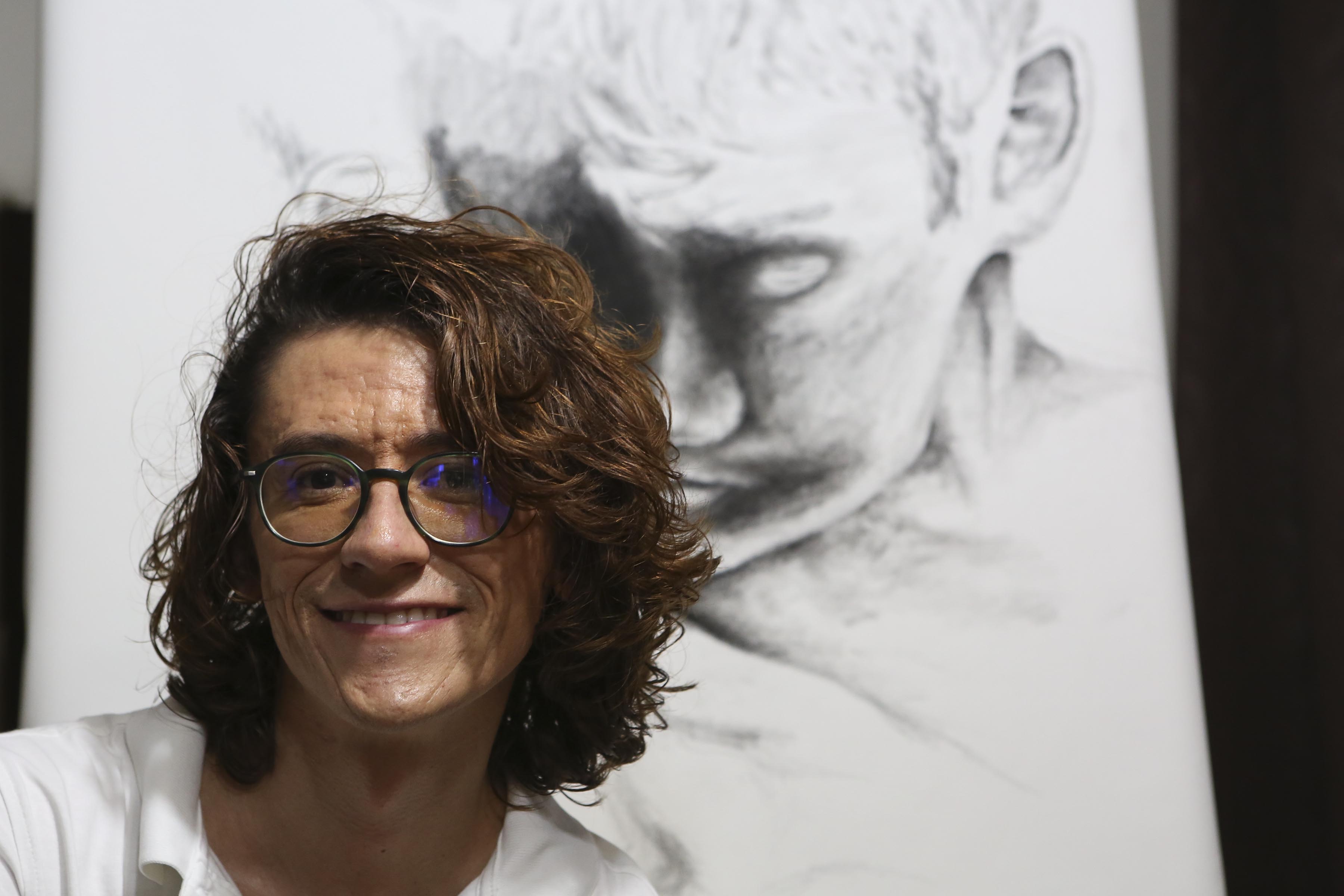 Artista tico hará exposición con obras que buscan motivar un viaje a la ...
