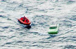 Cubanos intentan huir en auto convertido en balsa | La Nación