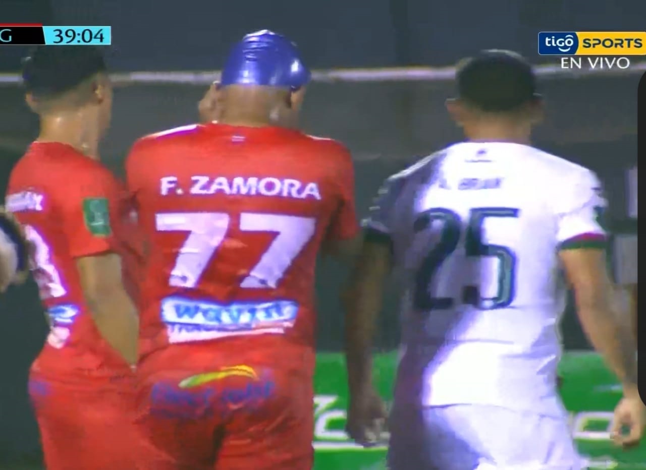 ¿Qué hace Frank Zamora jugando fútbol con una gorra de natación? | La Teja