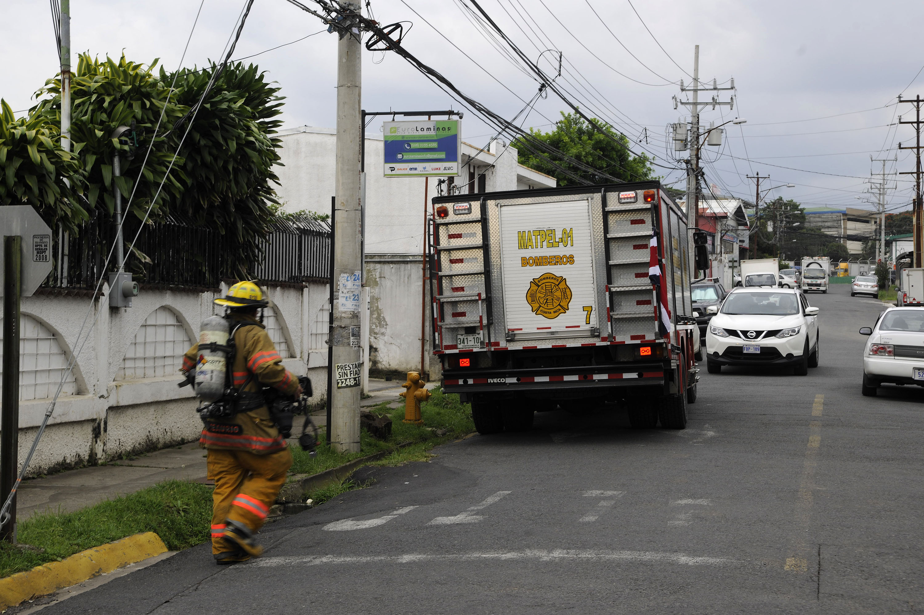 Bomberos atiende un conato de incendio en el plantel del ICE en Tibás ...