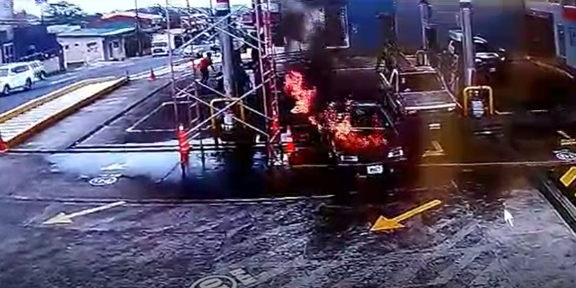 Video: ¡Terrible susto! Carro se incendia dentro de gasolinera en ...
