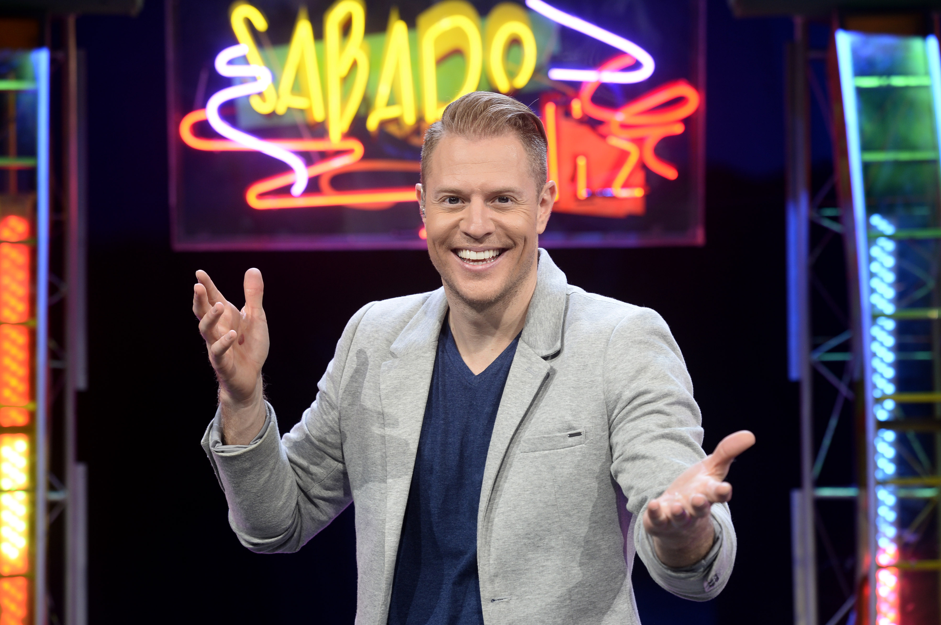 Mauricio Hoffman disfruta de su soltería junto a un par de modelos | La Teja