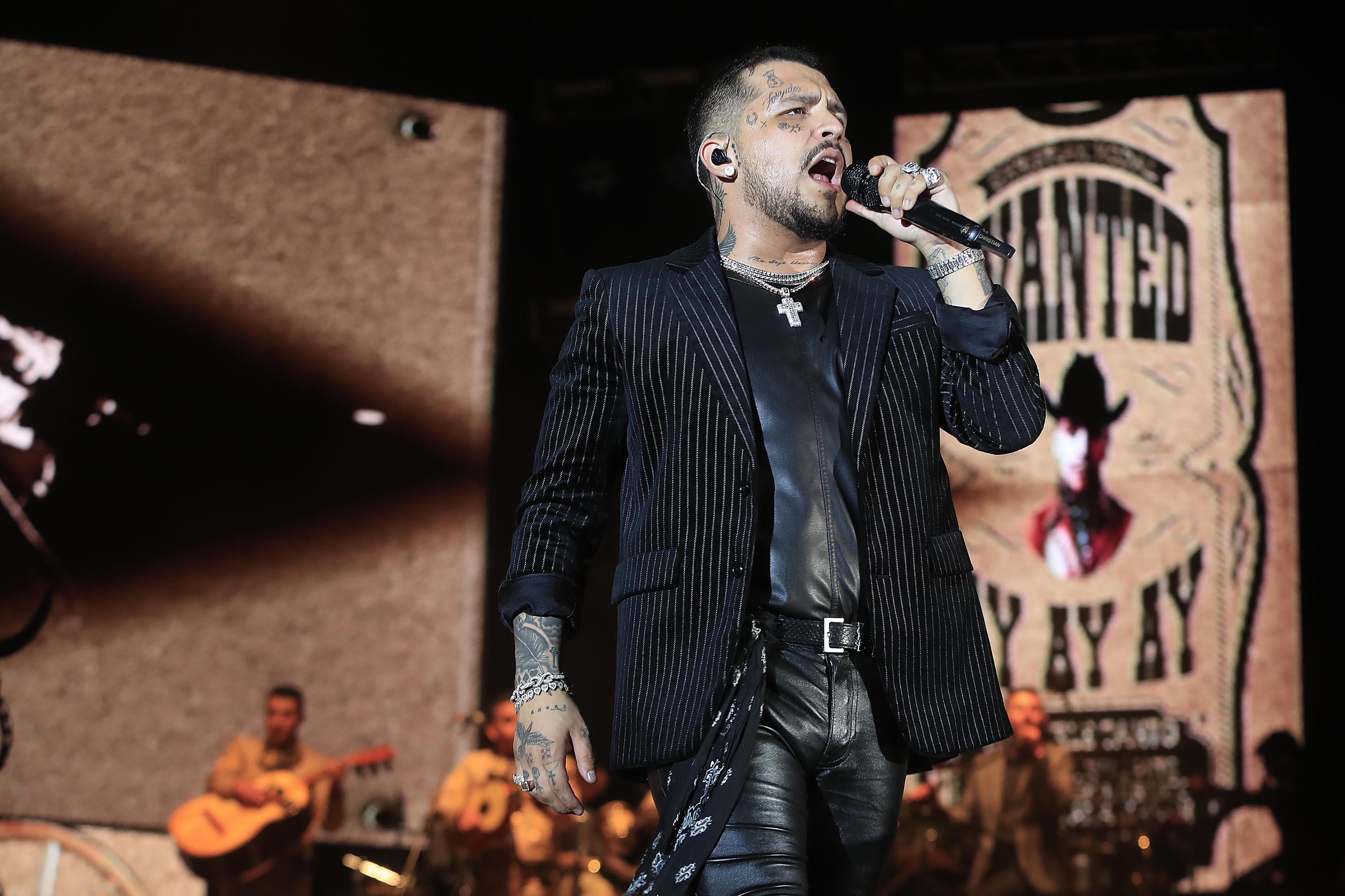 ‘Botella tras botella’: Nodal no pudo caminar solo hasta la salida de ...