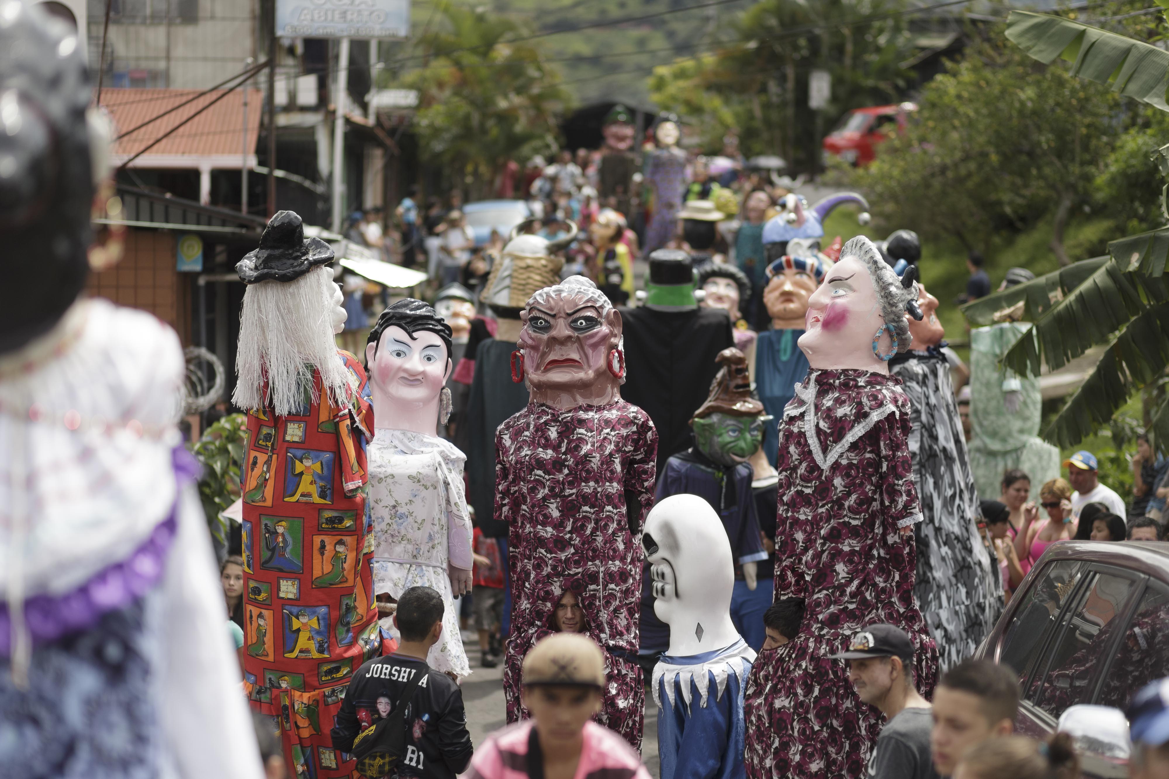 Aserrí celebró con 30 'gigantas' el Día de la Mascarada Tradicional ...