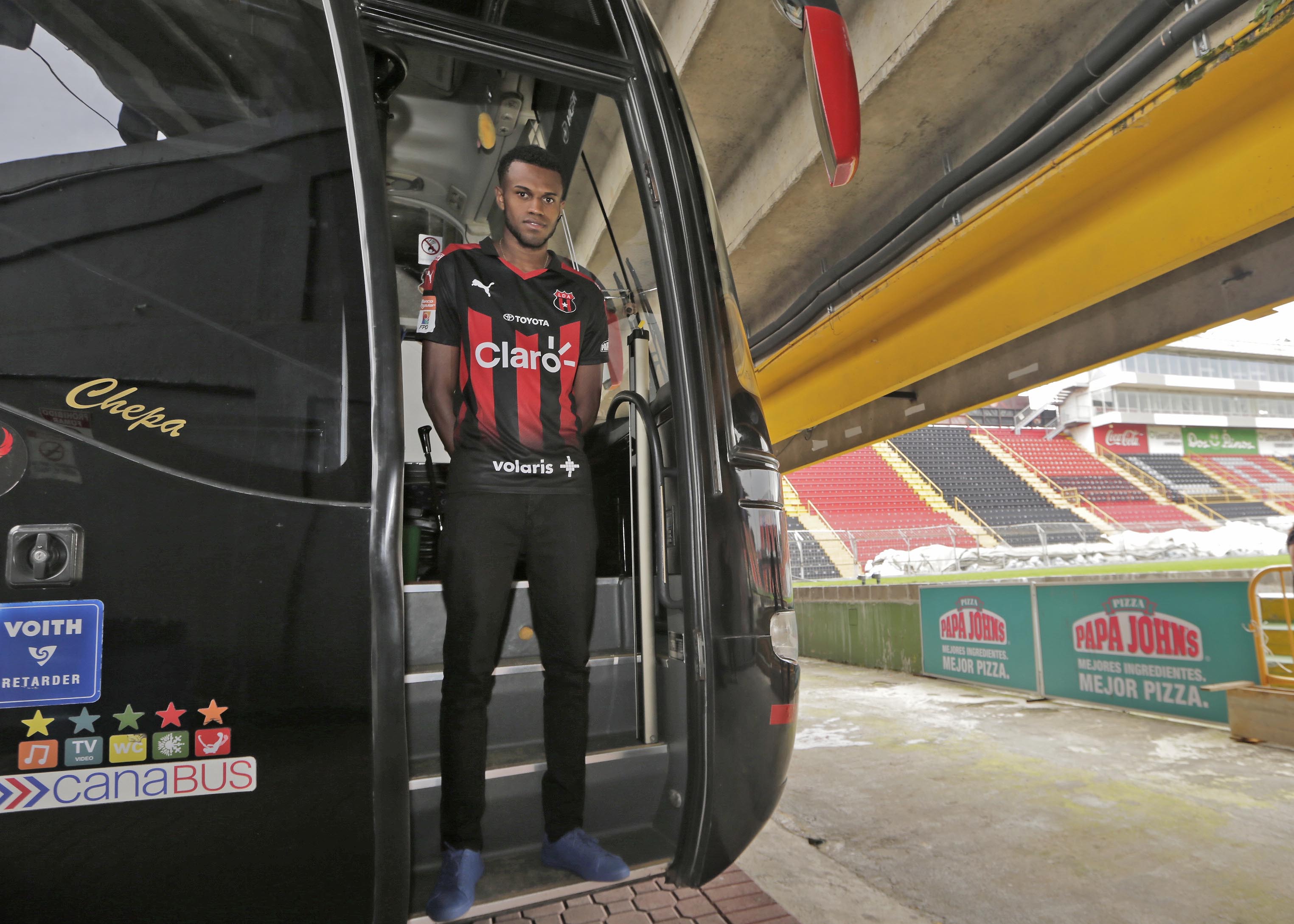 Mateo guía a Yuaicell Wright | La Teja