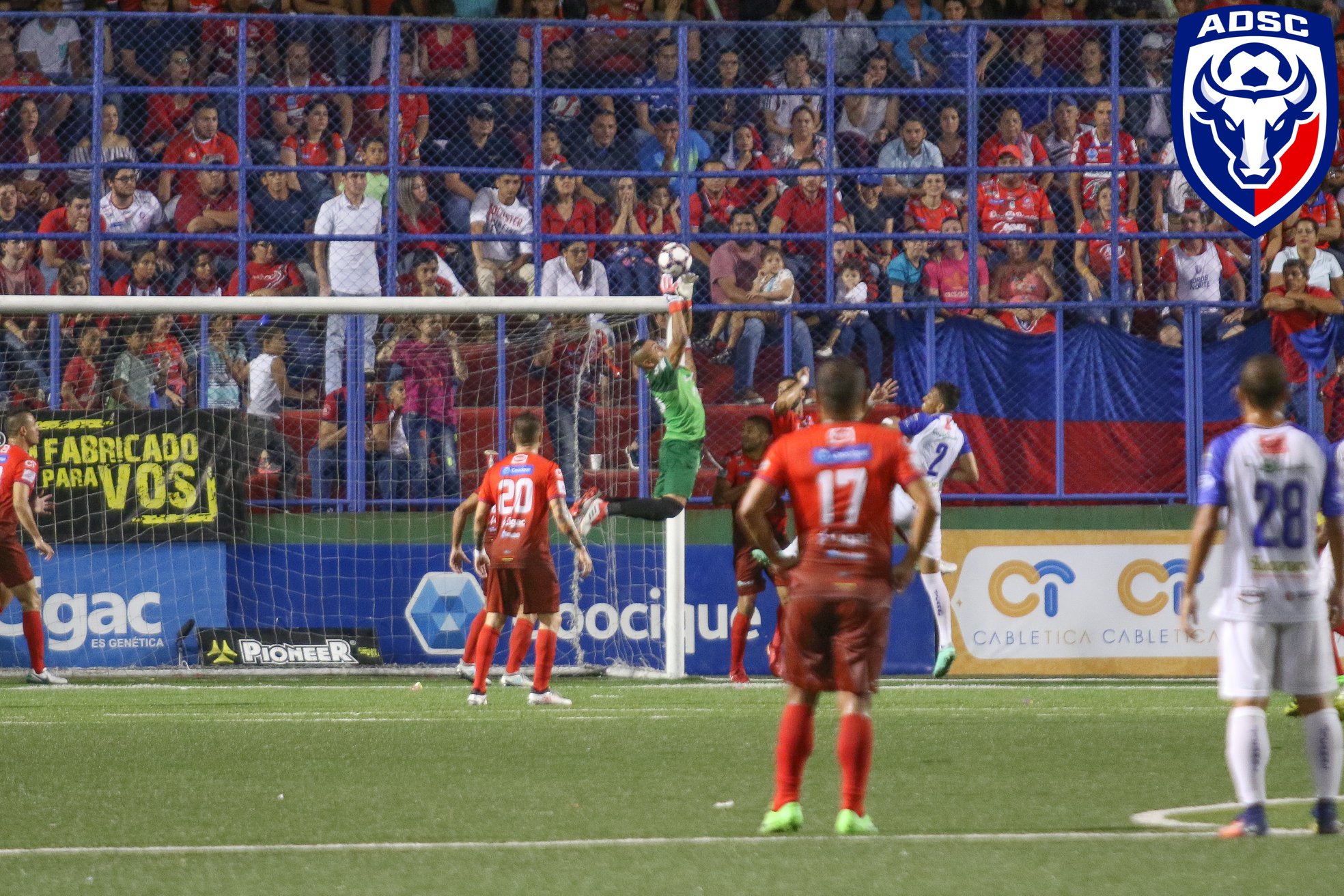 Jason Vega dejó atrás sus fantasmas y fue la figura de San Carlos para ...