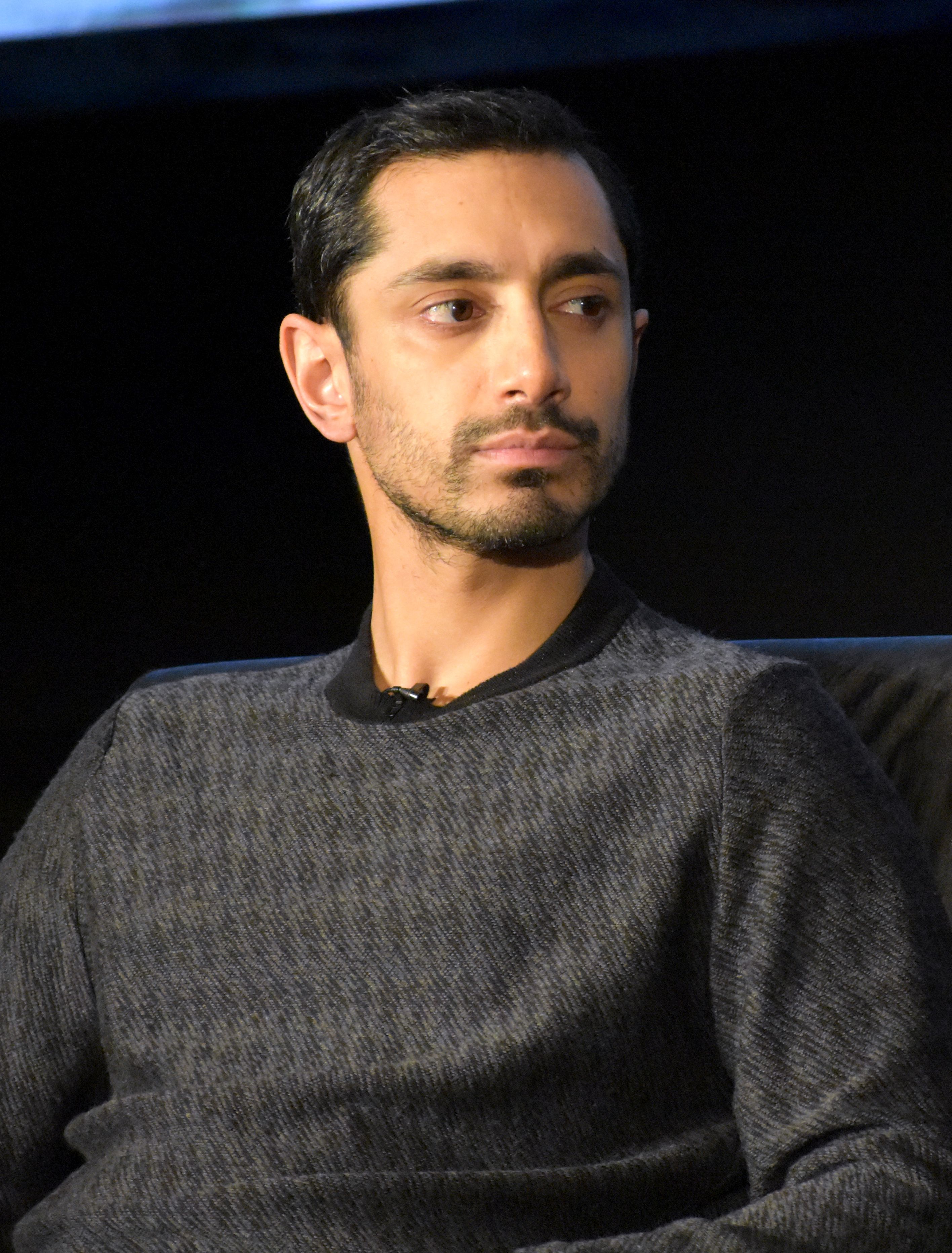 El actor Riz Ahmed disfruta el surrealismo de ser un juguete de 'Star ...