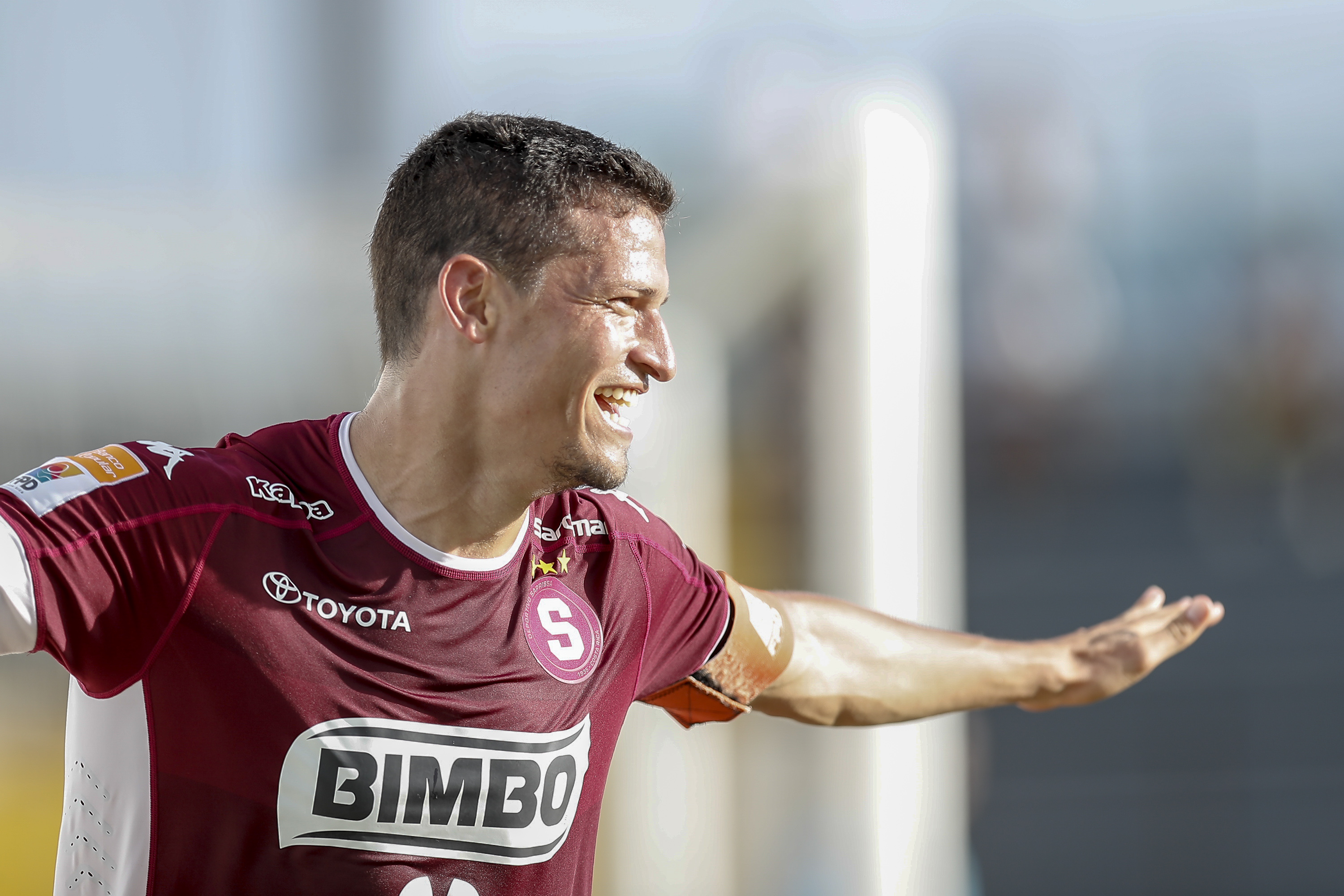 Daniel Colindres fue a la banca pese a tener números superiores a ...