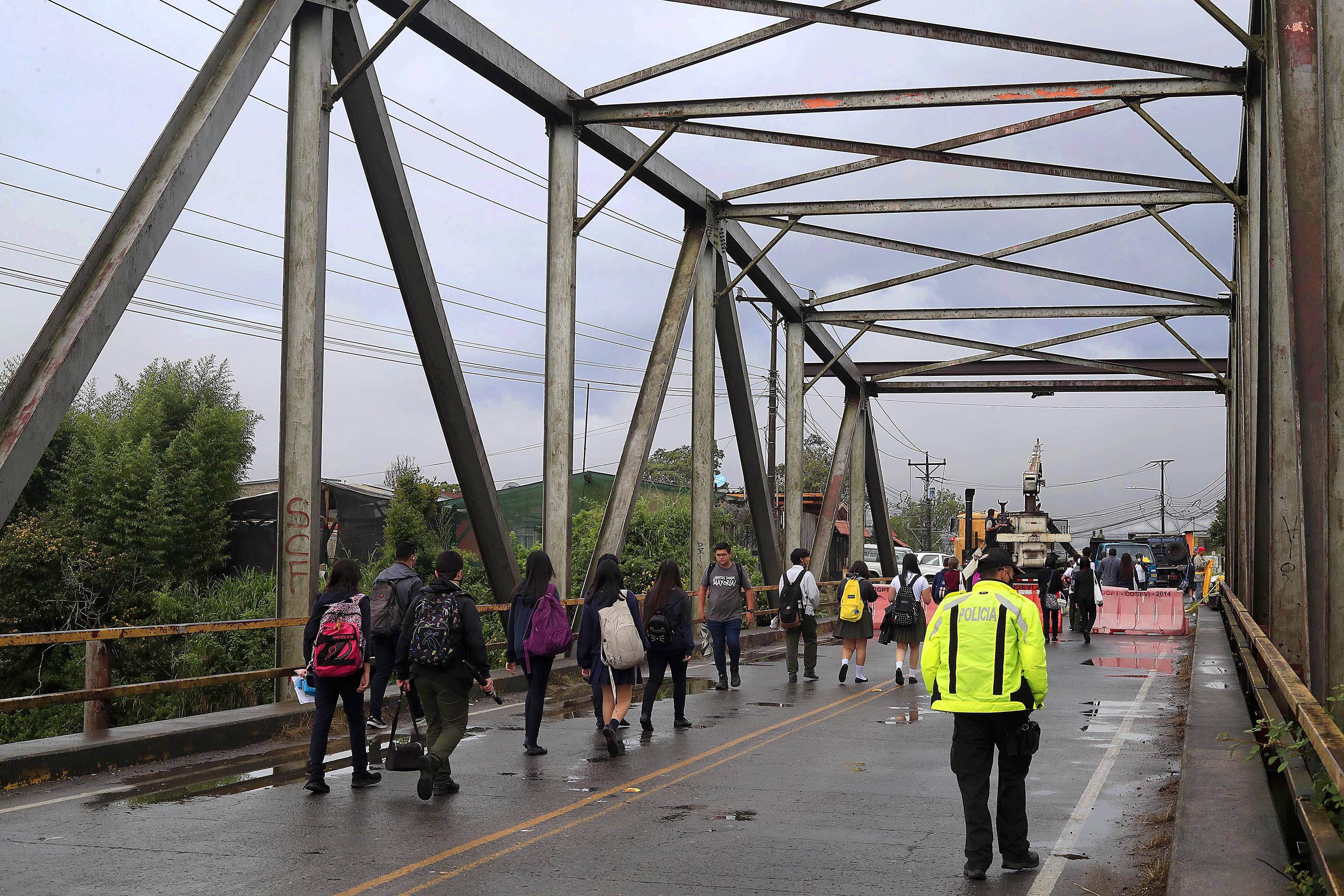 Buses y carros podrán volver a pasar por el puente sobre río Reventado ...