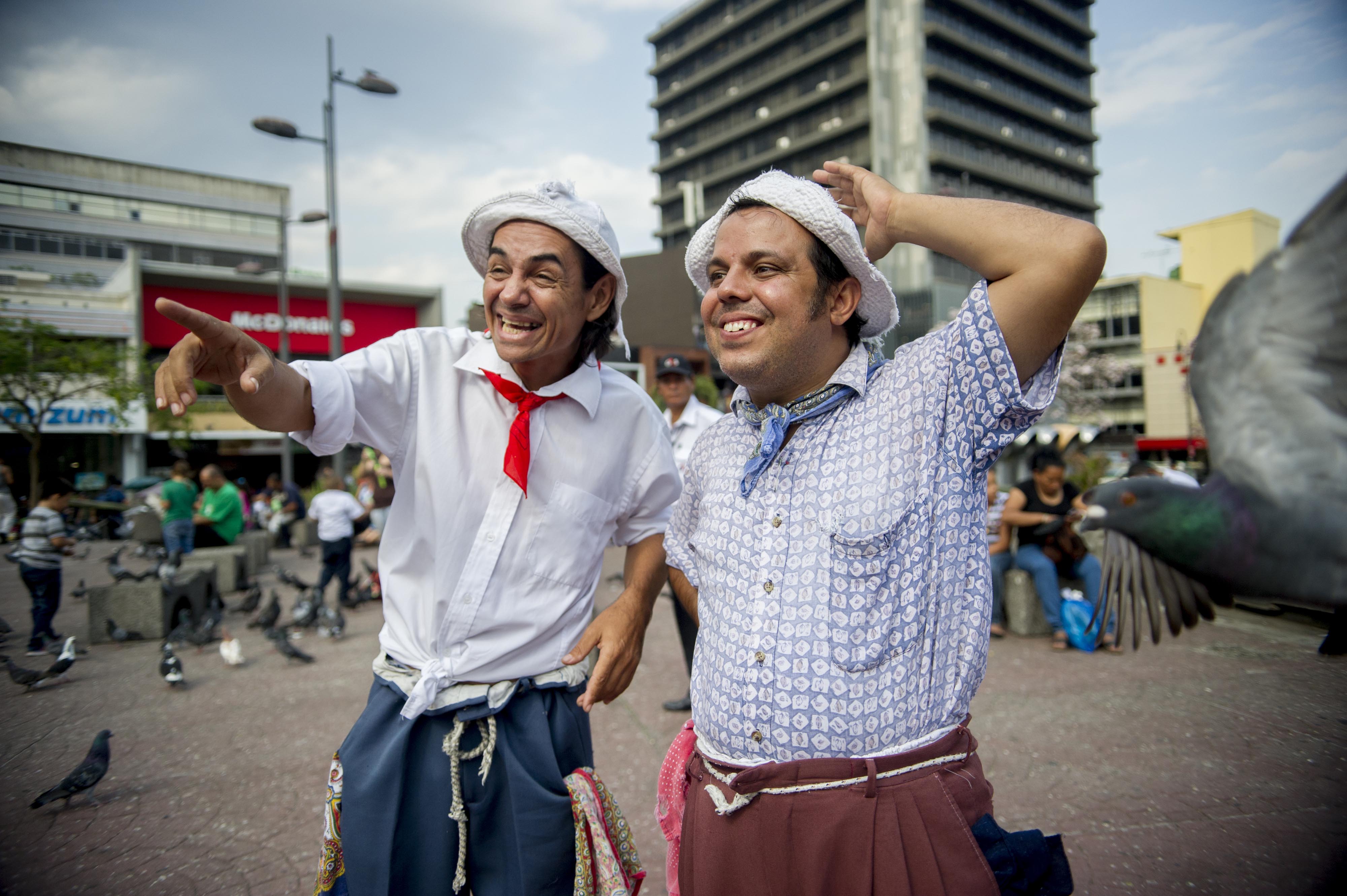 Chibolo y Juan Vainas regresan a los viernes de humor de Teletica | La Teja