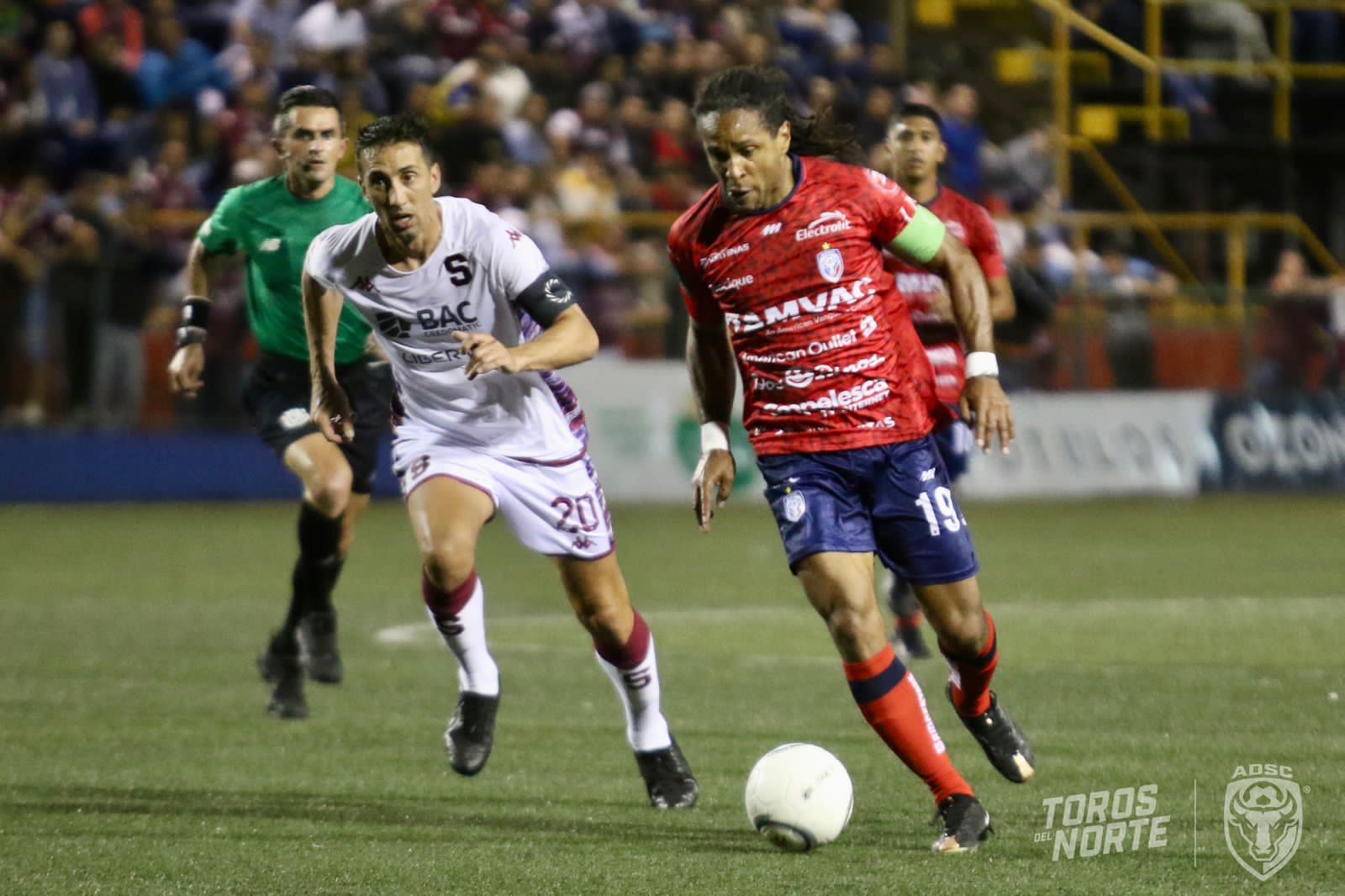 Jonathan McDonald siempre se le ‘atreviesa’ al Saprissa | La Nación