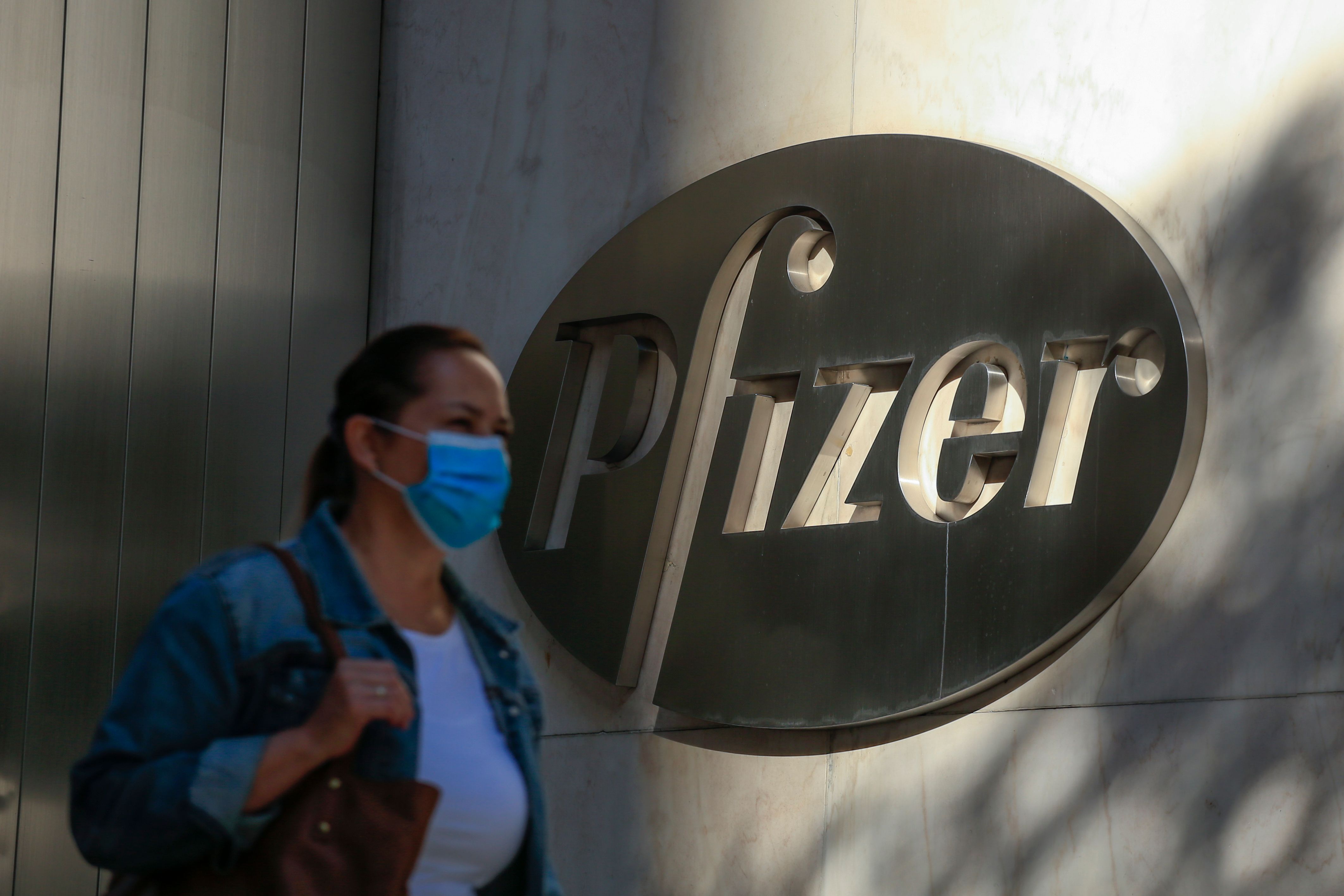 Pfizer reducirá ritmo de entrega de sus vacunas contra covid-19 para ...