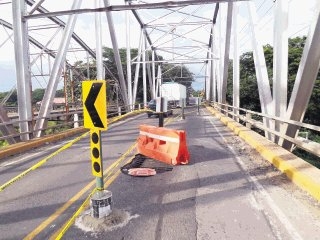 Daño en losa afecta puente sobre el río Tempisque | La Nación