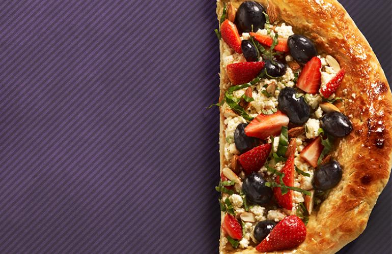 Pizza de fresas, uvas, nueces y queso ricota | La Nación