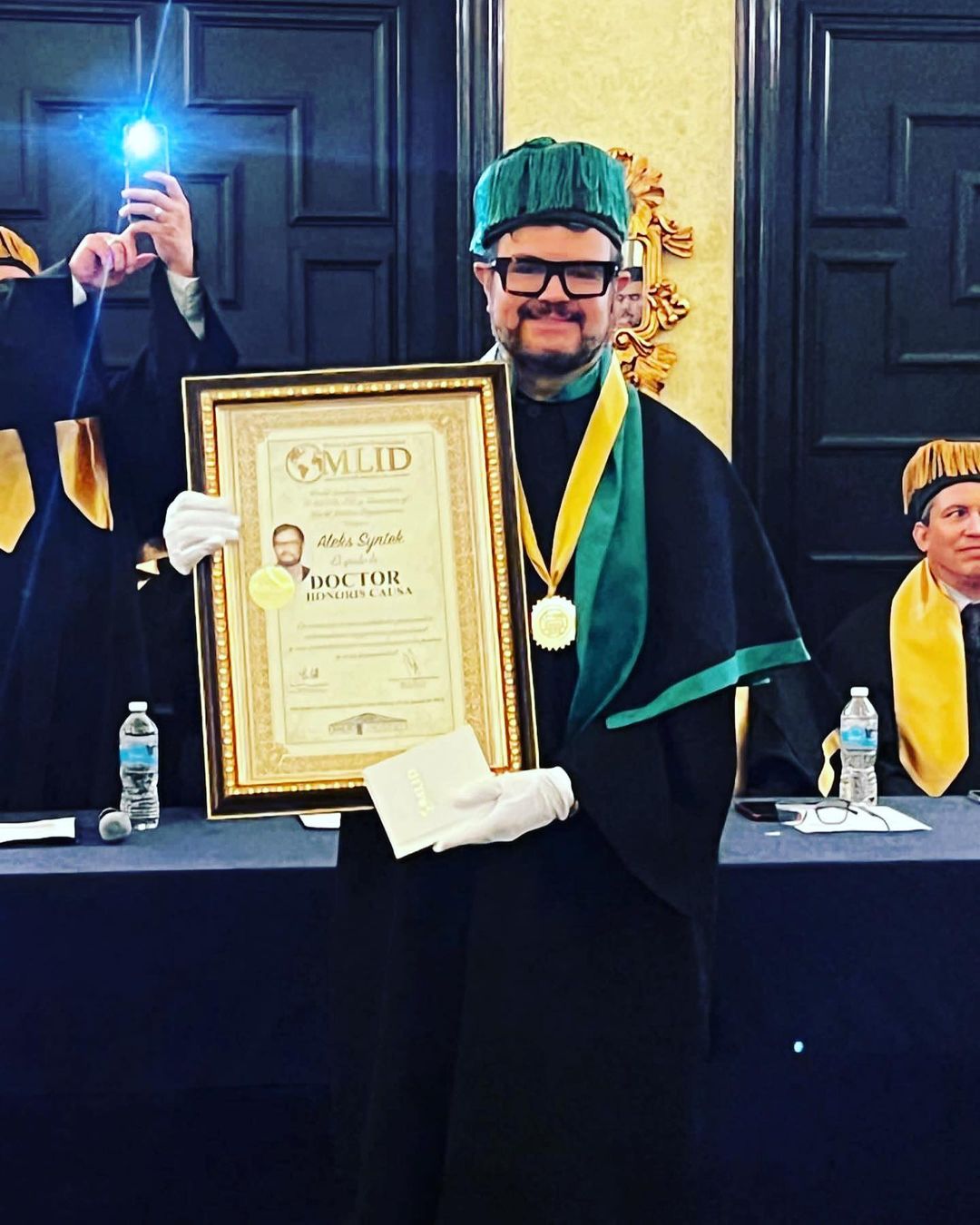 Por Qué Razón Aleks Syntek Recibió Un Doctorado “honoris Causa” Infobae 