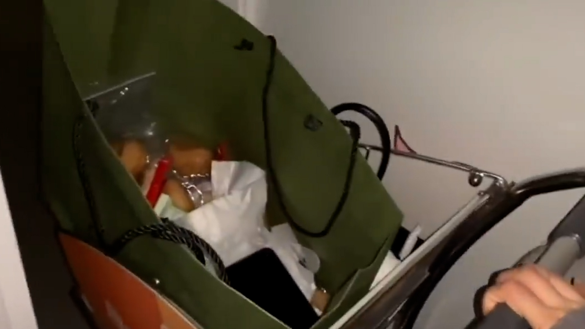 Una Cartera Hermes Falsa Un Lápiz Labial Rojo Y Un Traje De Terciopelo