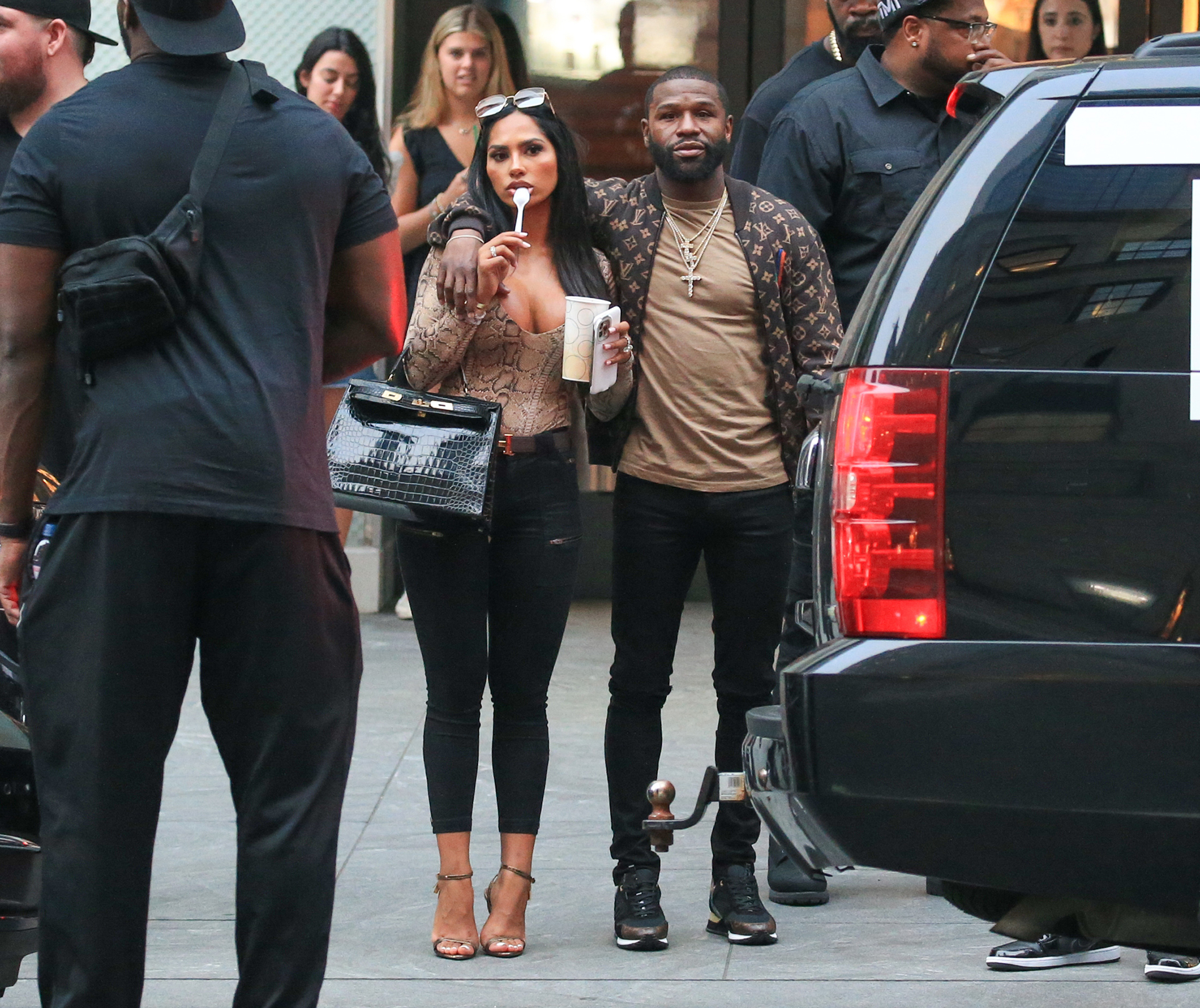 ¿escándalo Amoroso Atraparon A Floyd Mayweather Abrazado A Su Ex Novia Mientras Su Prometida