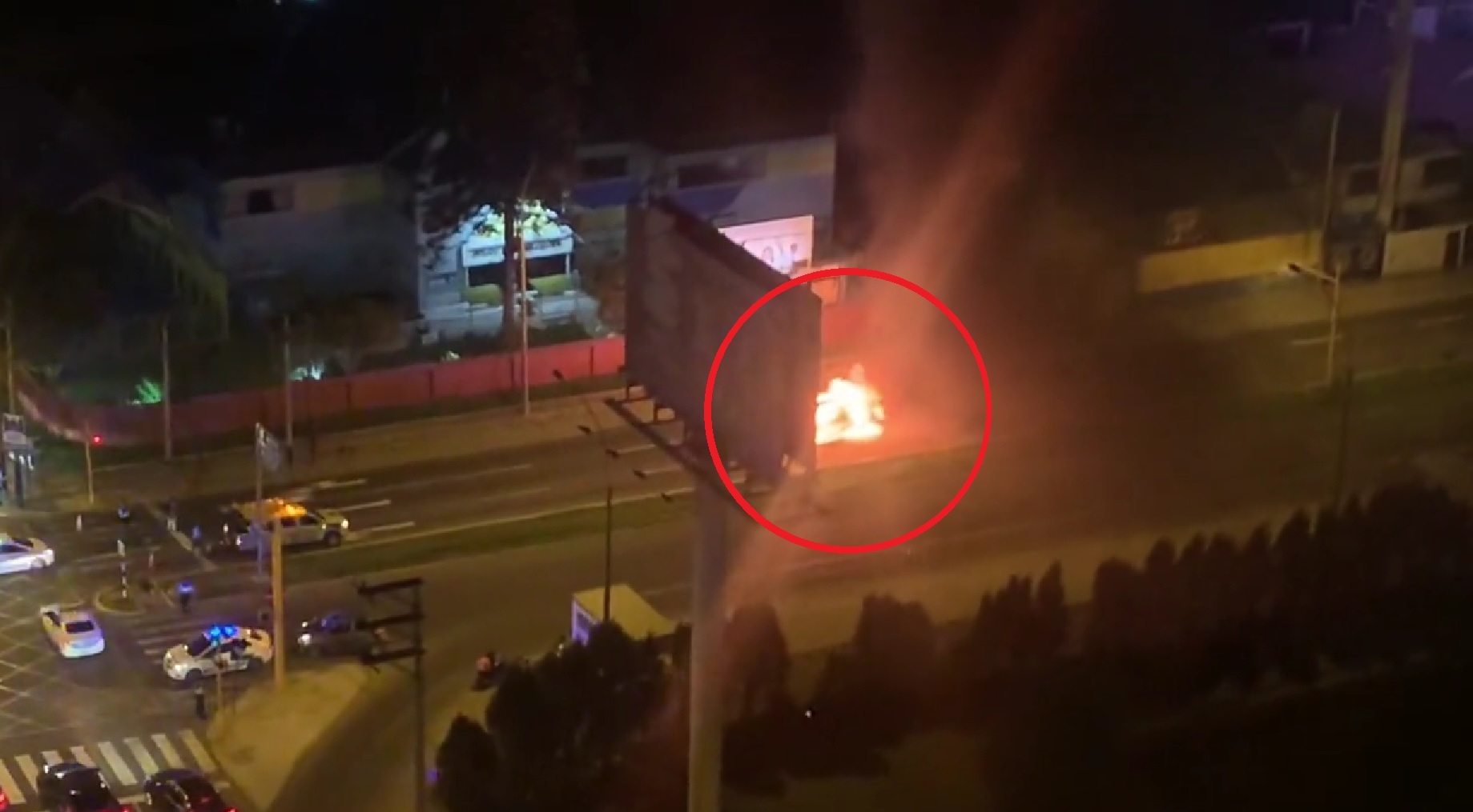Surco Vehículo Arde En Llamas En Pleno Cruce De Avenidas El Derby Con