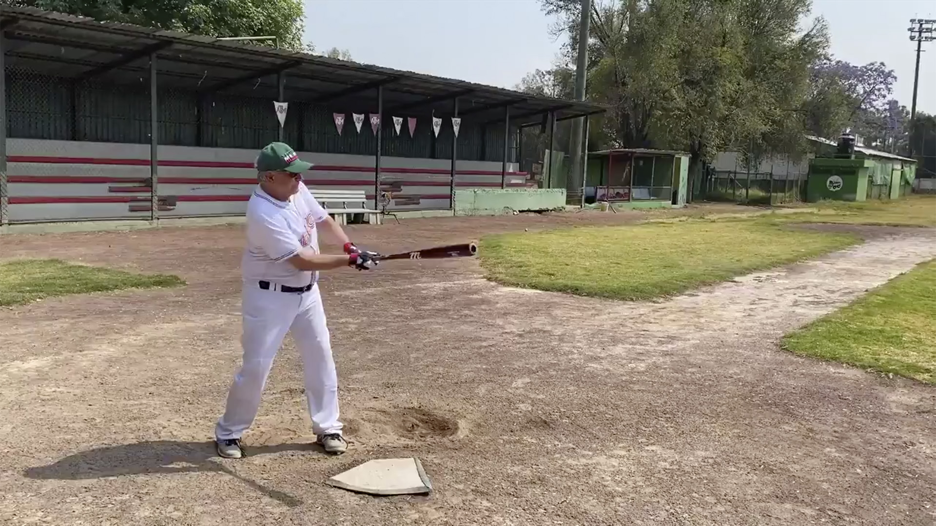 “estoy Poniéndome En Forma” Amlo Presumió Video Practicando Béisbol