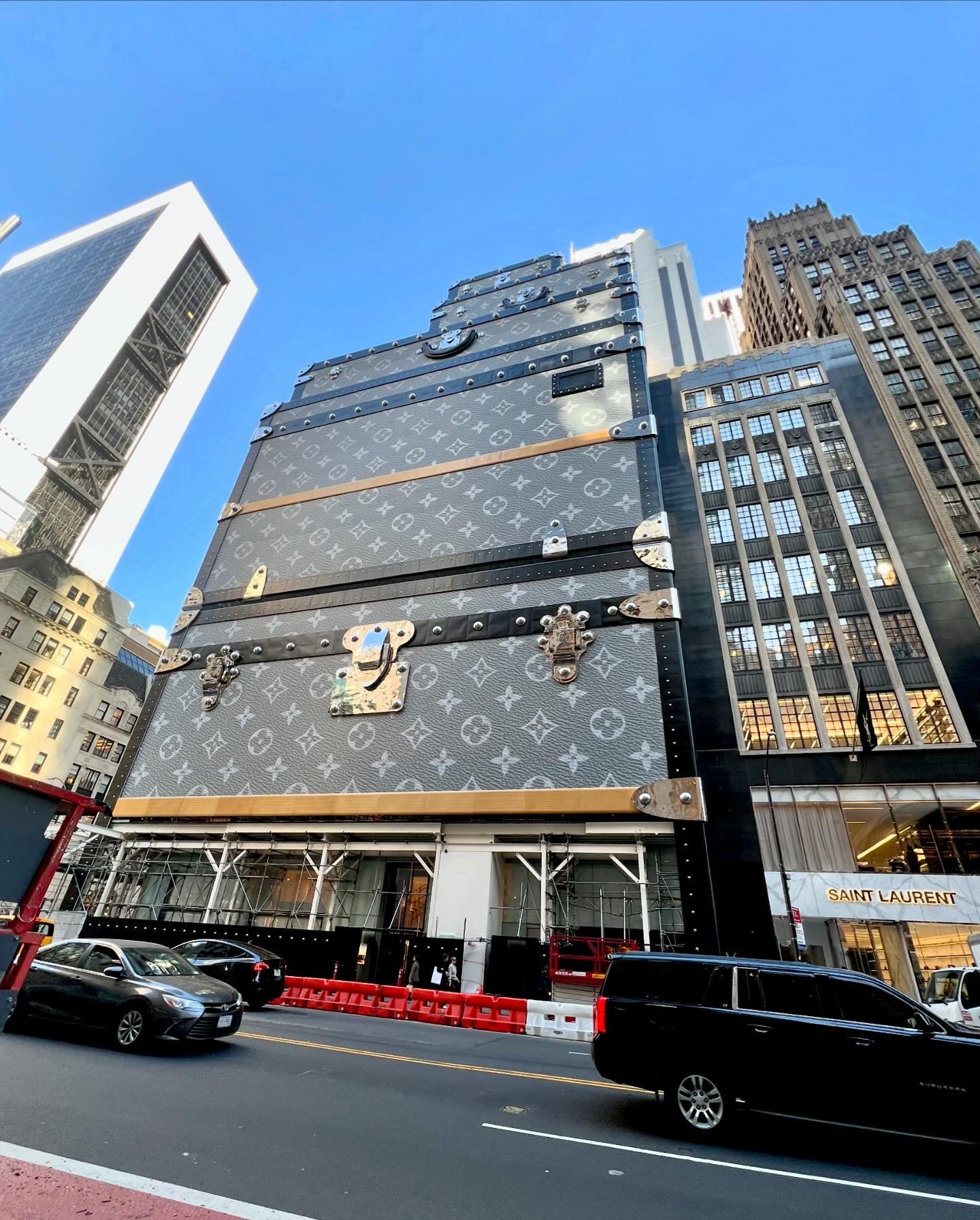 Edificio Gigante Con Cajas