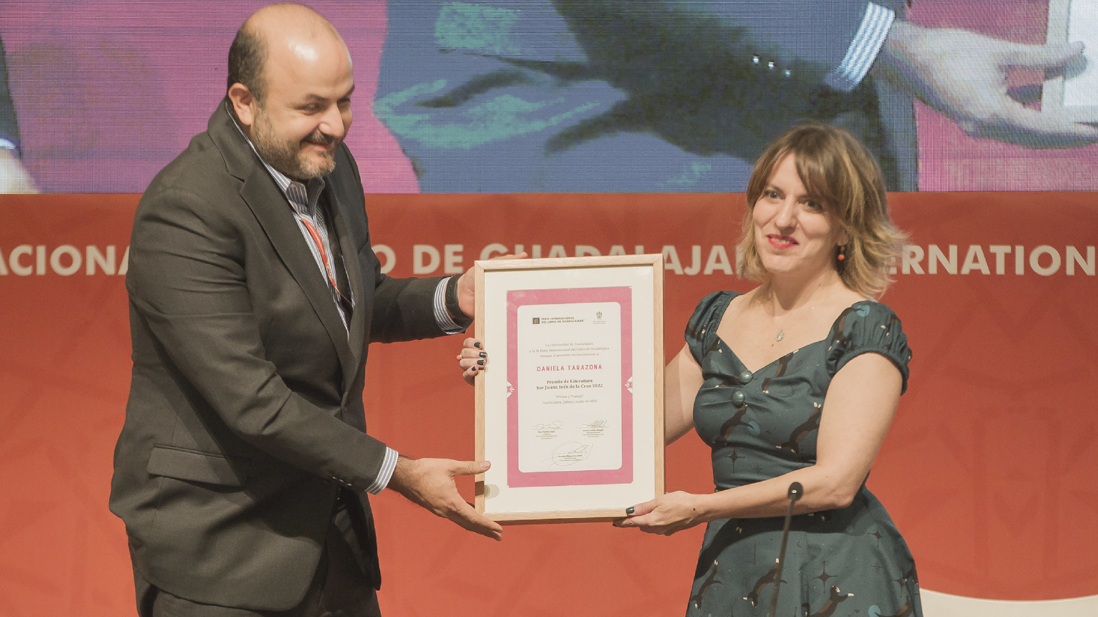 Daniela Tarazona Recibió El Premio Sor Juana Inés De La Cruz En La Fil 3435