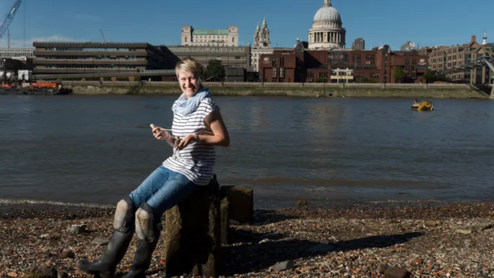 “mudlarking” Los Objetos De Una Buscadora De Tesoros En Medio Del Fangoso Río Támesis Infobae