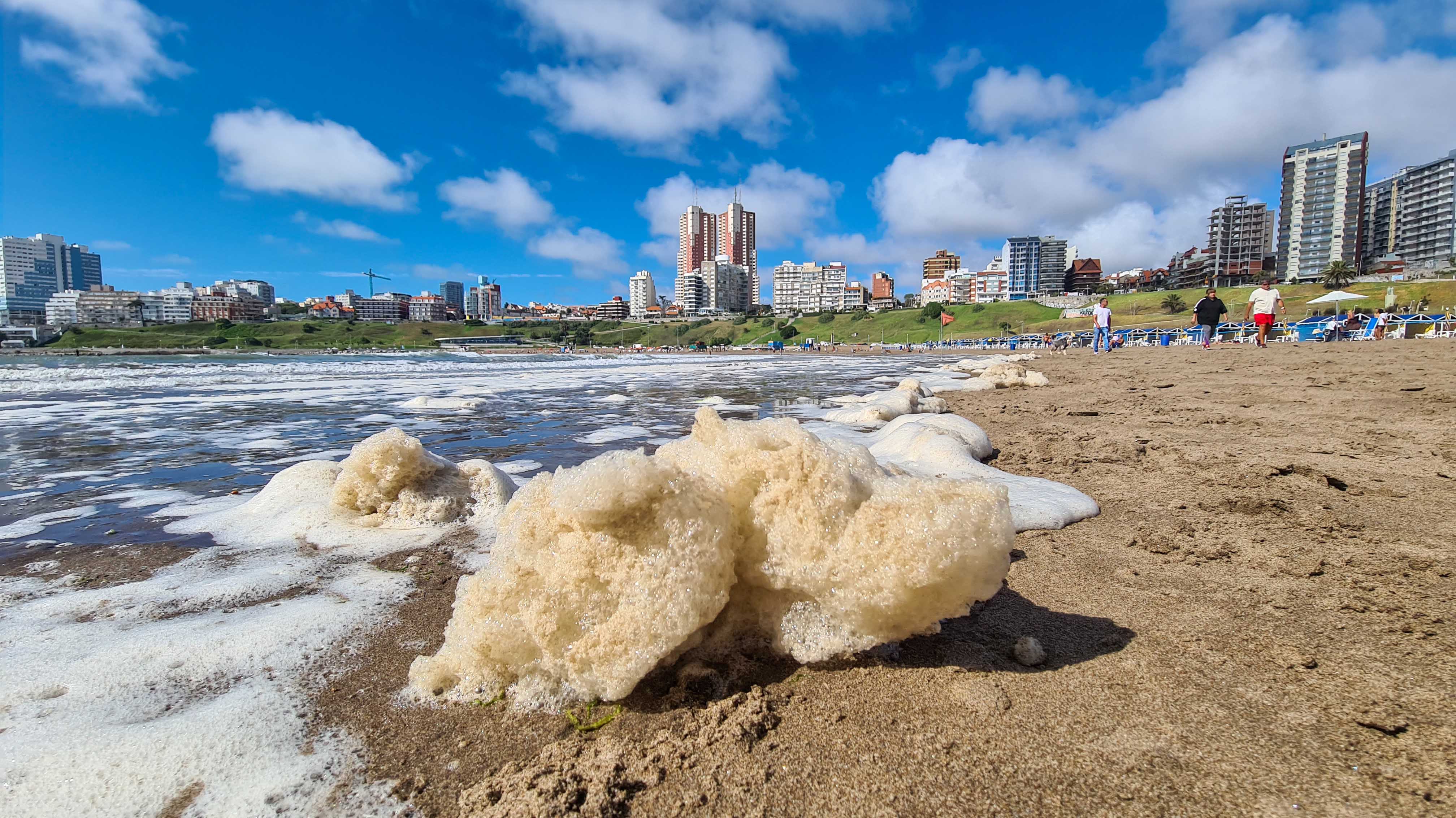 15 fotos de la densa espuma marina que cubrió las playas de Mar del ...