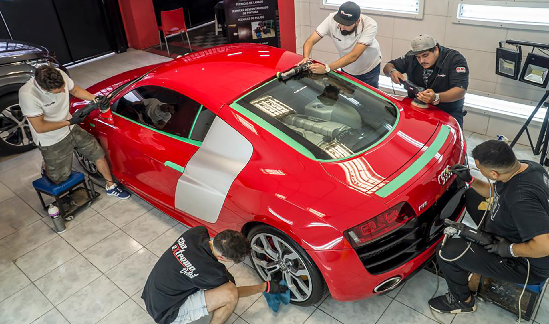 Comenzó en un lavadero y hoy es especialista en la estética más exquisita de los autos