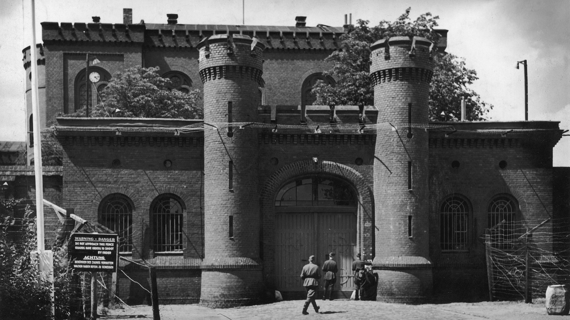 colgado-de-un-cable-atado-a-una-ventana-as-muri-rudolf-hess-el