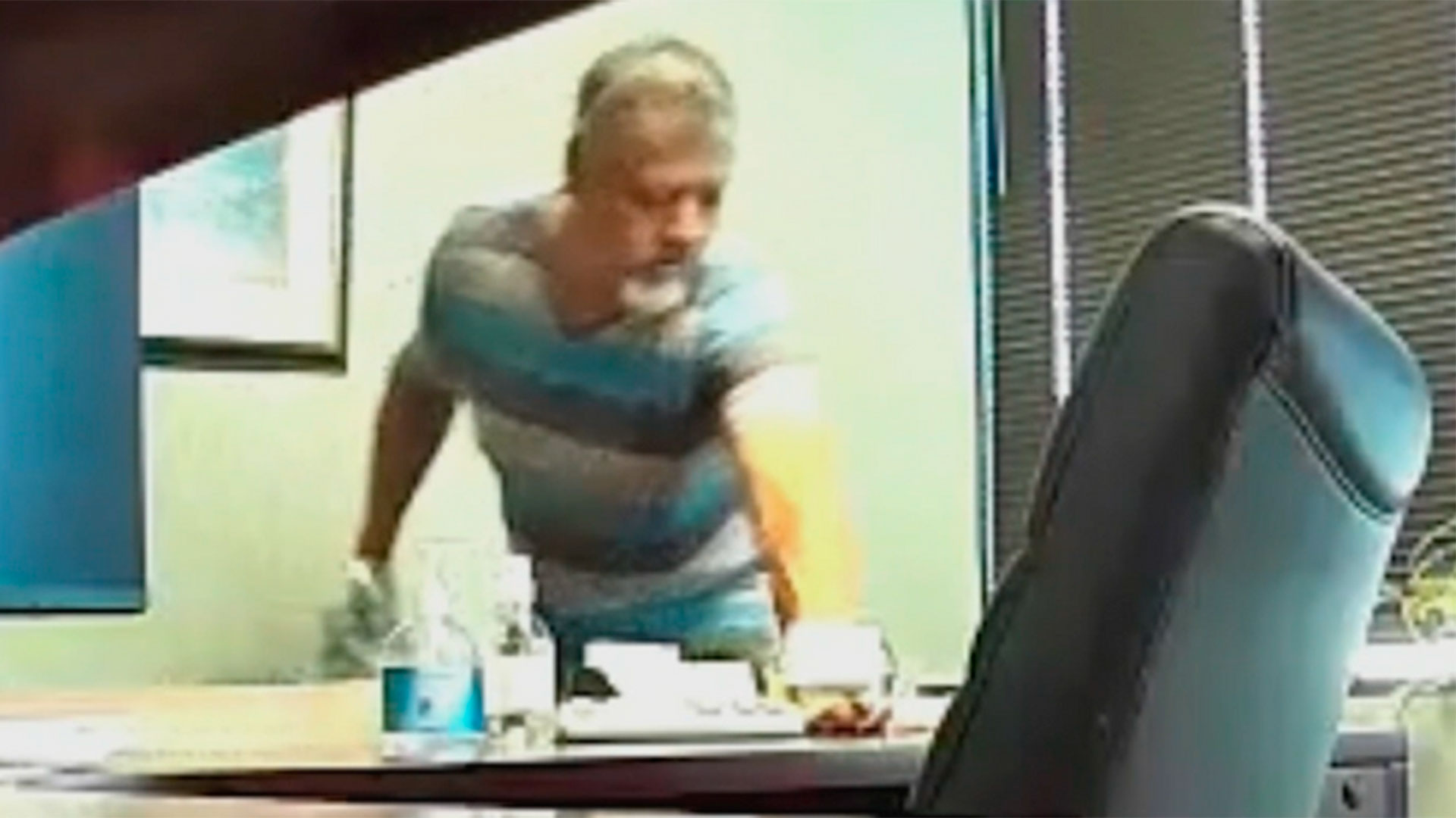 Acusaron A Un Hombre De Orinar En La Botella De Agua De Una Mujer Y Contagiarle Una Enfermedad