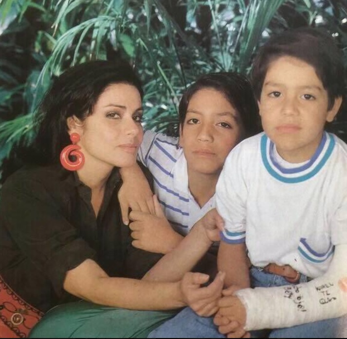 La Vida Familiar De María Sorté Y Omar García Harfuch Cuando La Actriz Posó Con Sus Hijos En 
