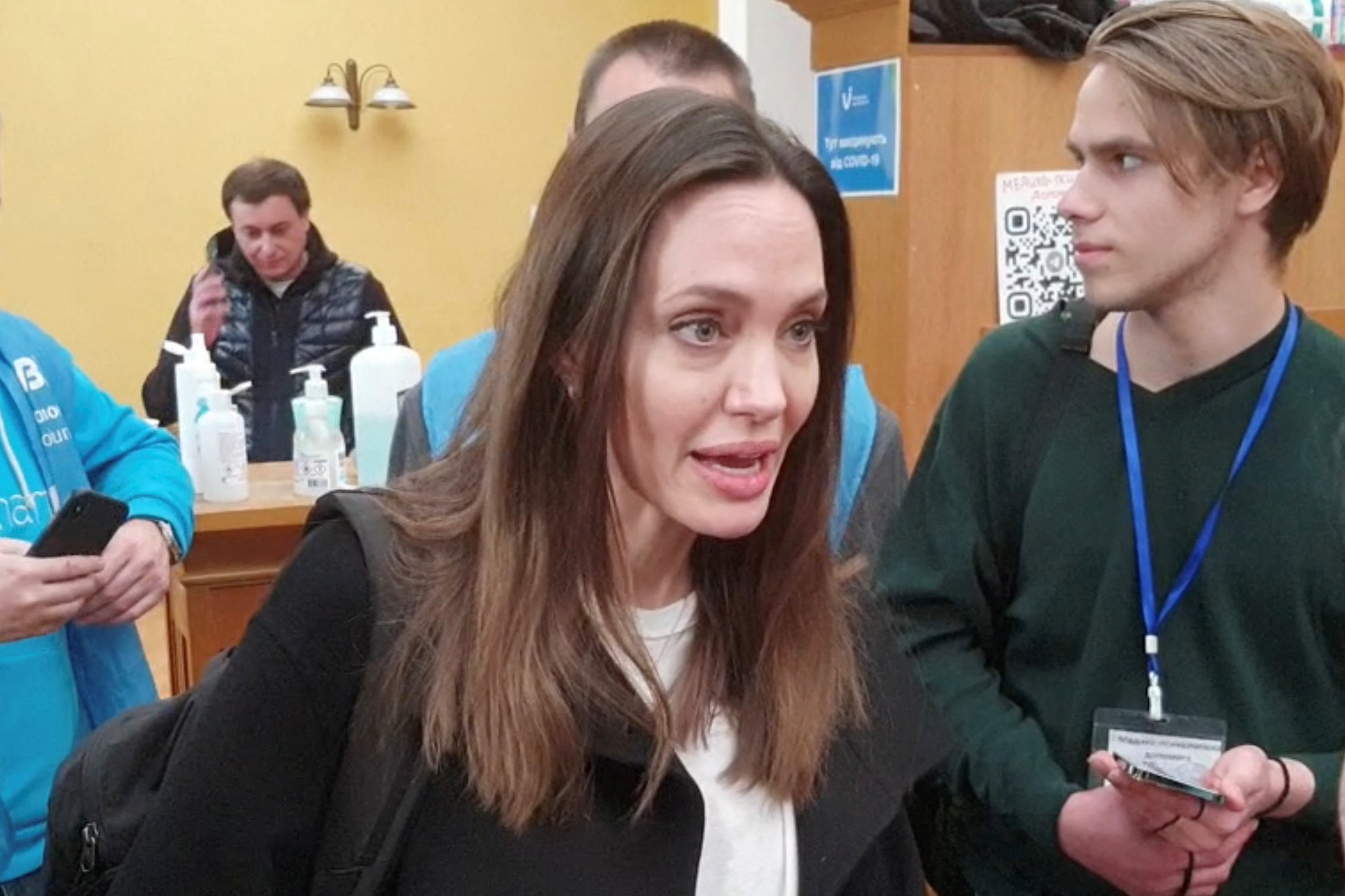 Angelina Jolie Visitó A Niños Ucranianos De La Región De Luhansk Que