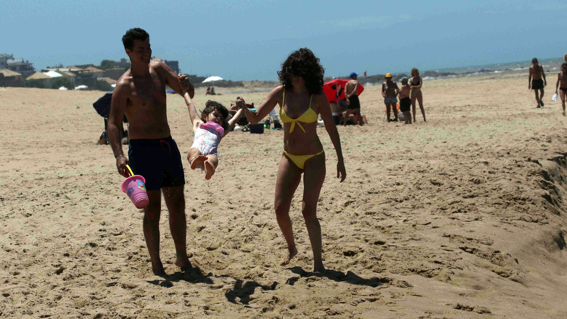 Isabel Macedo Y Juan Manuel Urtubey Disfrutan Los Días De Playa En