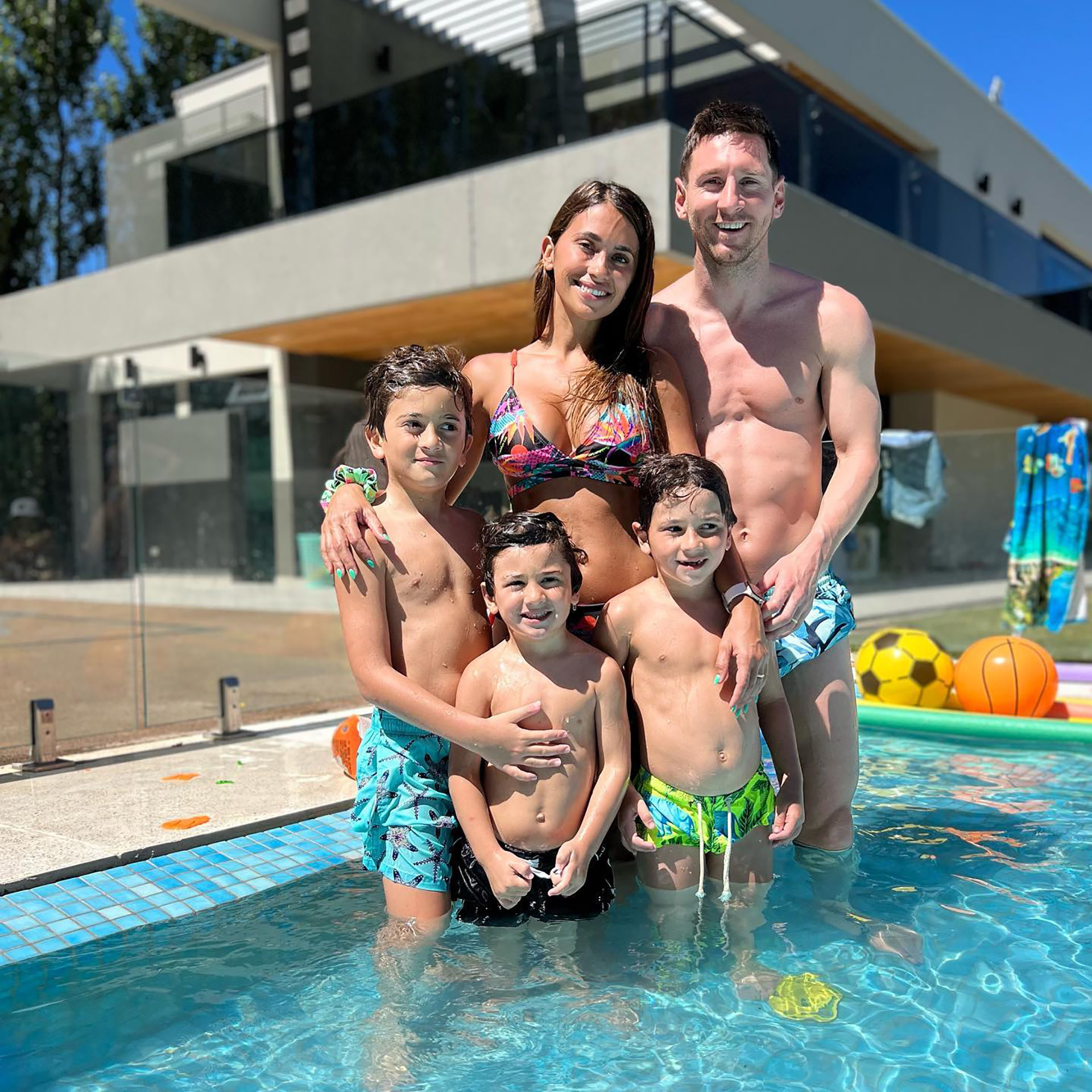“summer Rosarino” El álbum De Fotos De Lionel Messi Y Antonela 1630