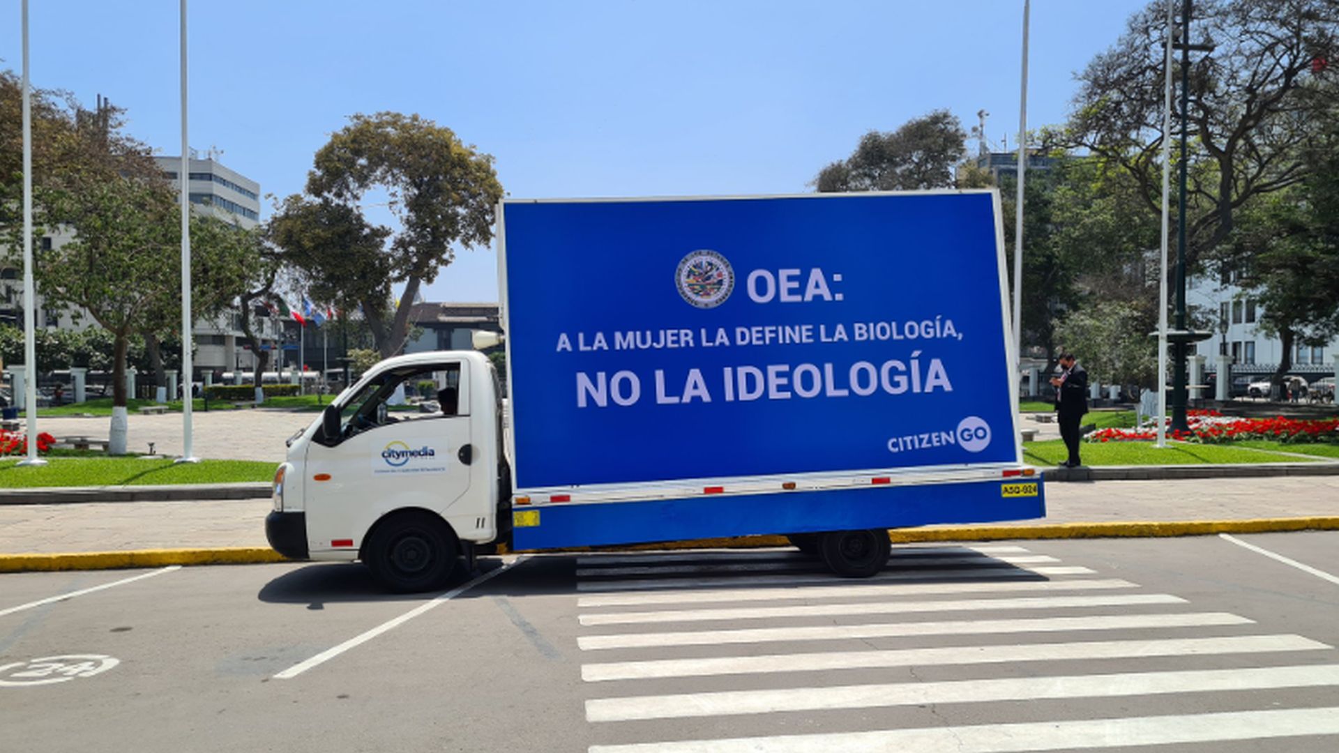 Legisladores Protestan Por Presencia De Camión Con Publicidad Anti Lgtbi En El Congreso De La