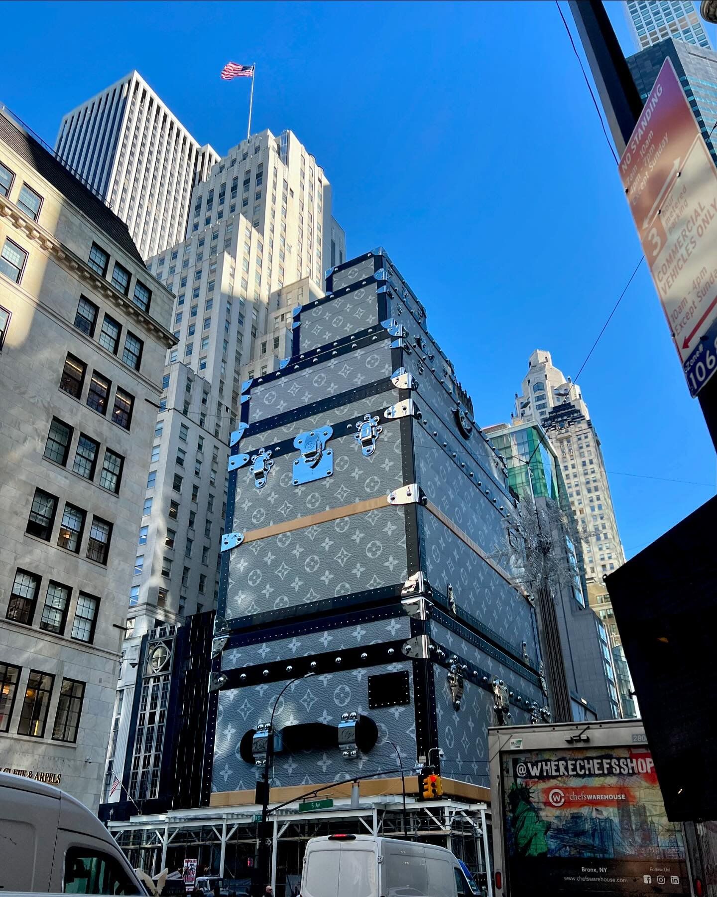 Edificio Gigante Con Cajas