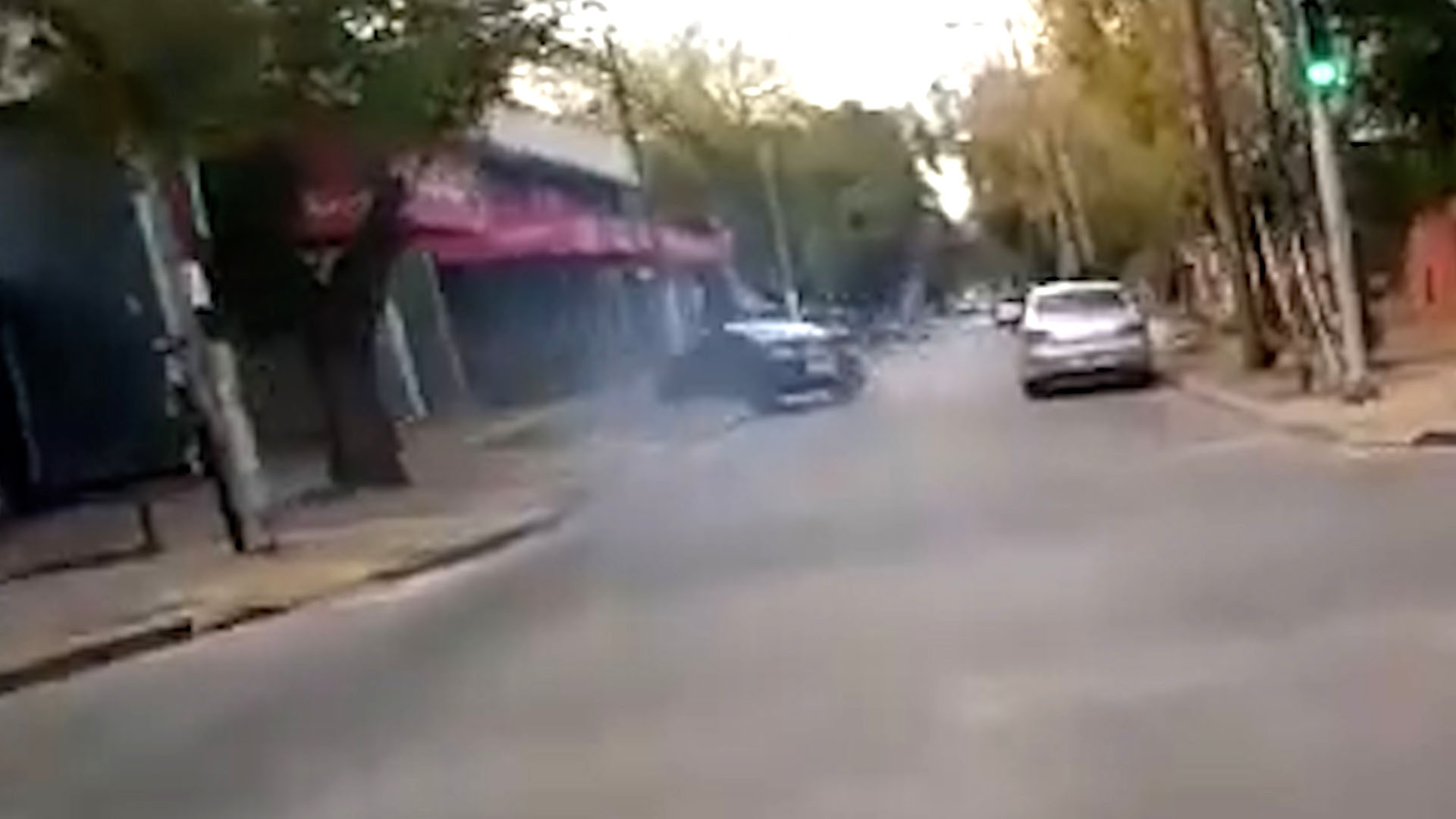 Perdió El Control Y Chocó Contra Una Columna De Luz Con Su Mustang De