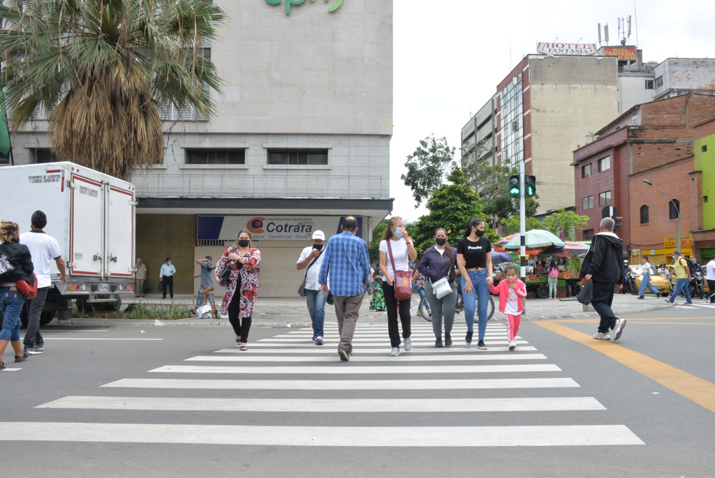 En Plena Vía De Medellín Conductor Golpeó A Un Agente De Tránsito