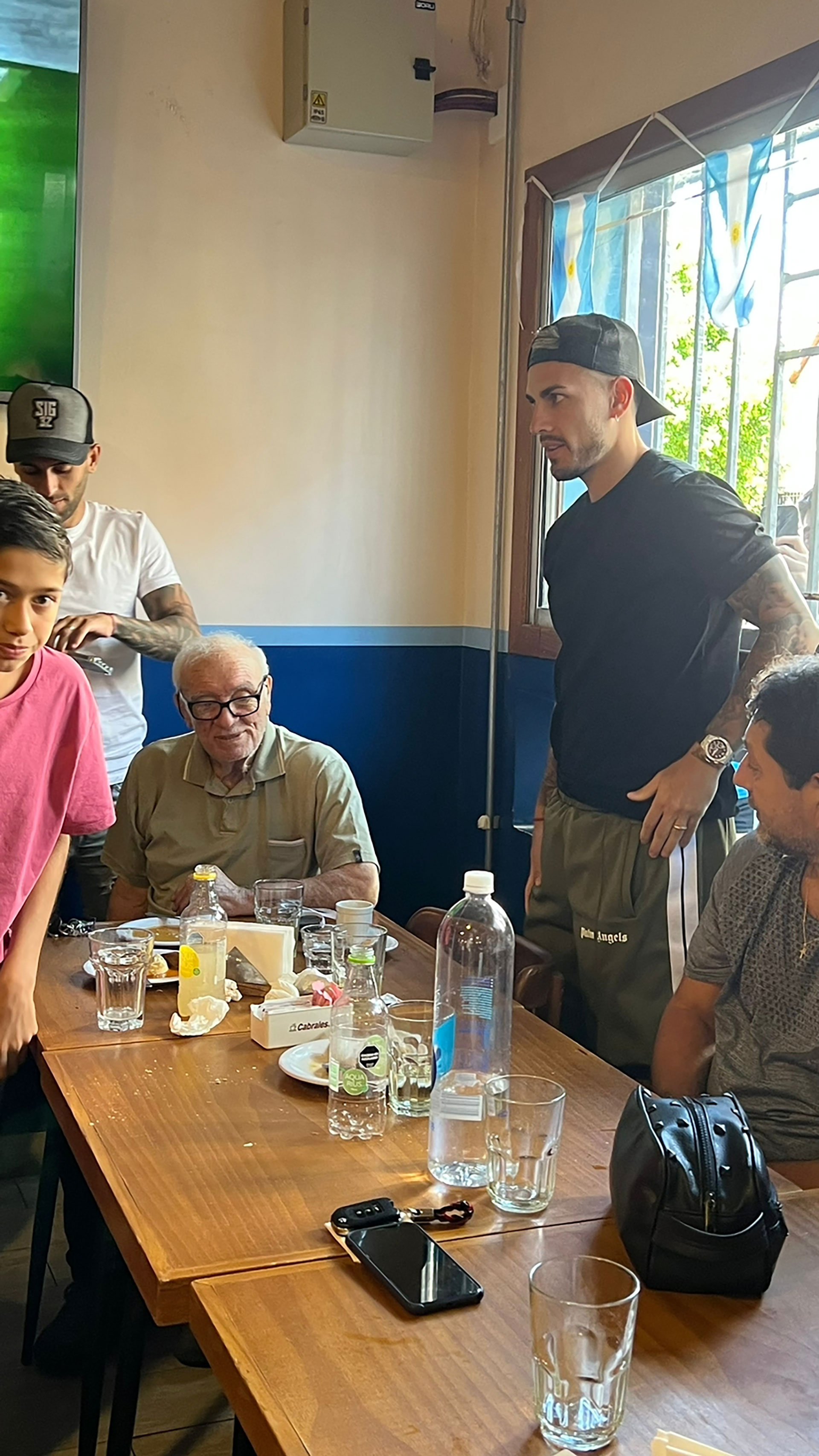 El conmovedor gesto de Leandro Paredes con uno de sus formadores ...