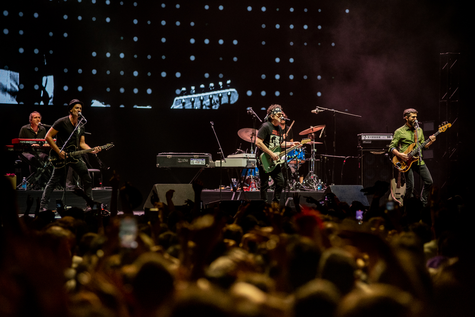 Andrés Calamaro volvió a Buenos Aires con un show maradoniano, actitud ...