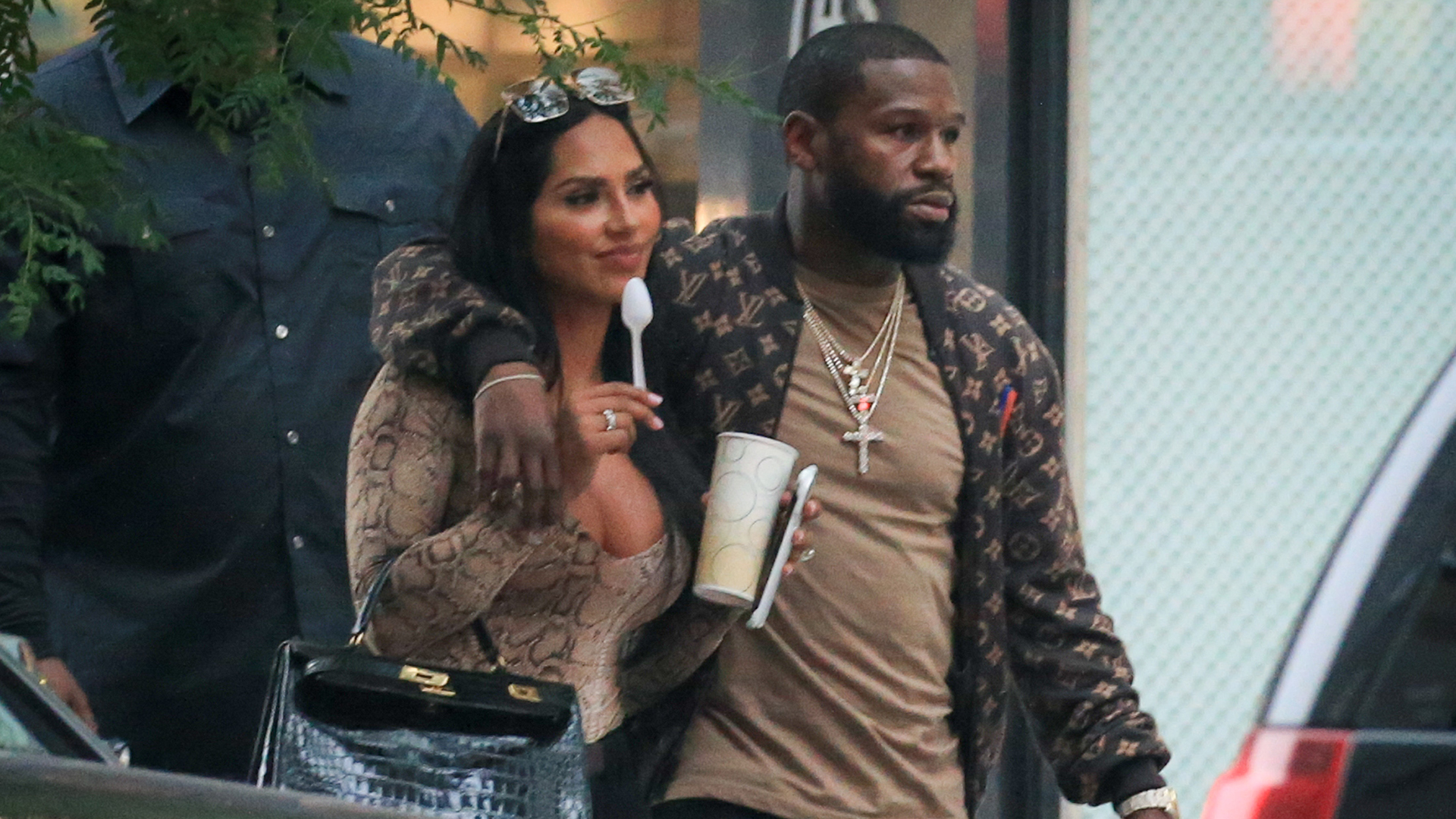 ¿escándalo Amoroso Atraparon A Floyd Mayweather Abrazado A Su Ex Novia Mientras Su Prometida