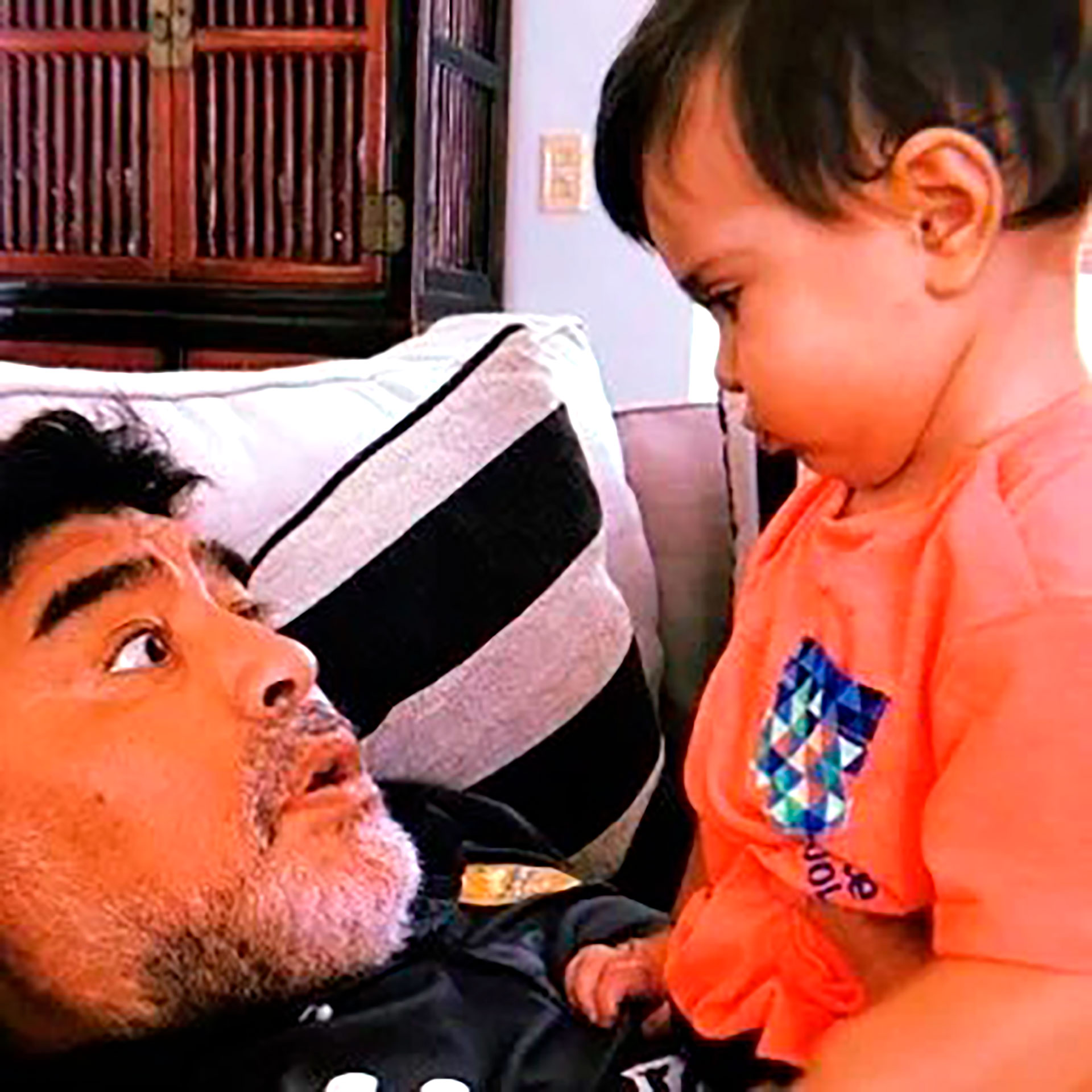 Diego Maradona Abuelo Del Nieto Que Lo Busca En Youtube A Una Beba Que No Lo Pudo Conocer