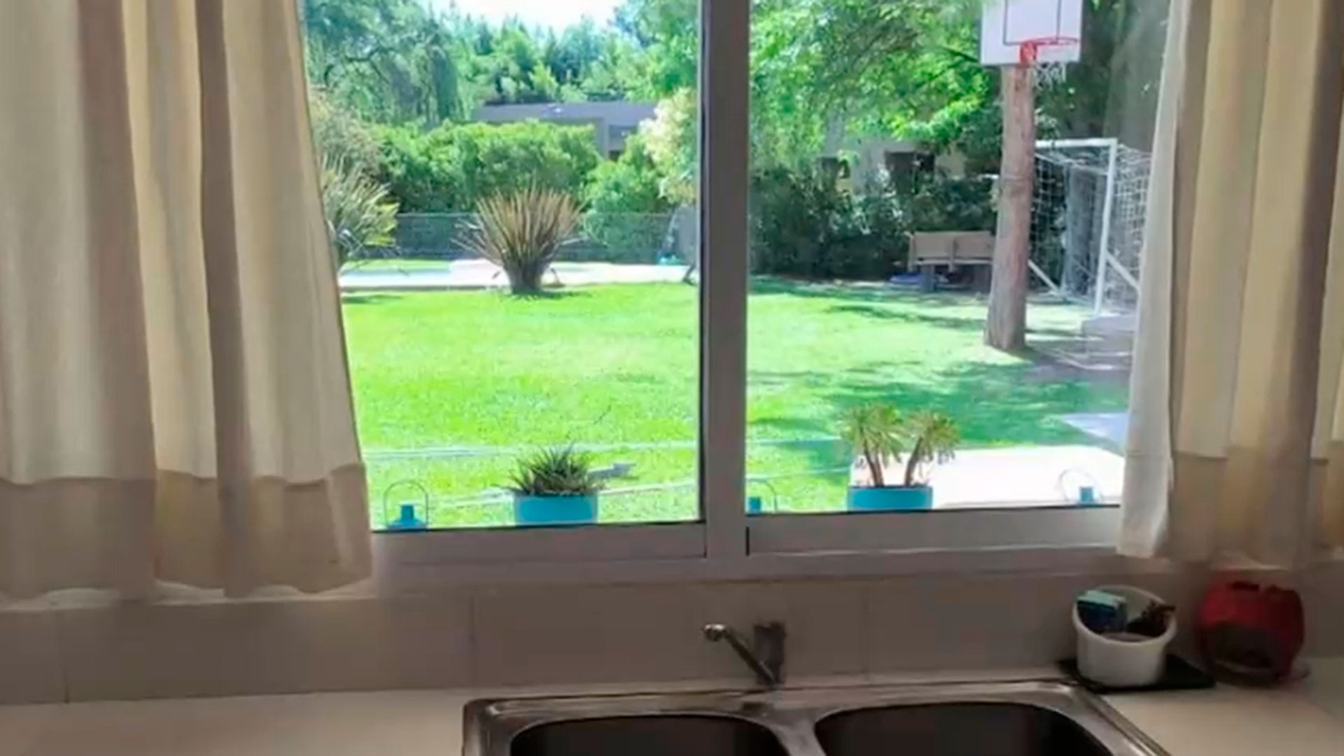 Habitación En El Playroom Y Ventanas Tapiadas Se Conocieron Imágenes De La Casa Donde Se Murió