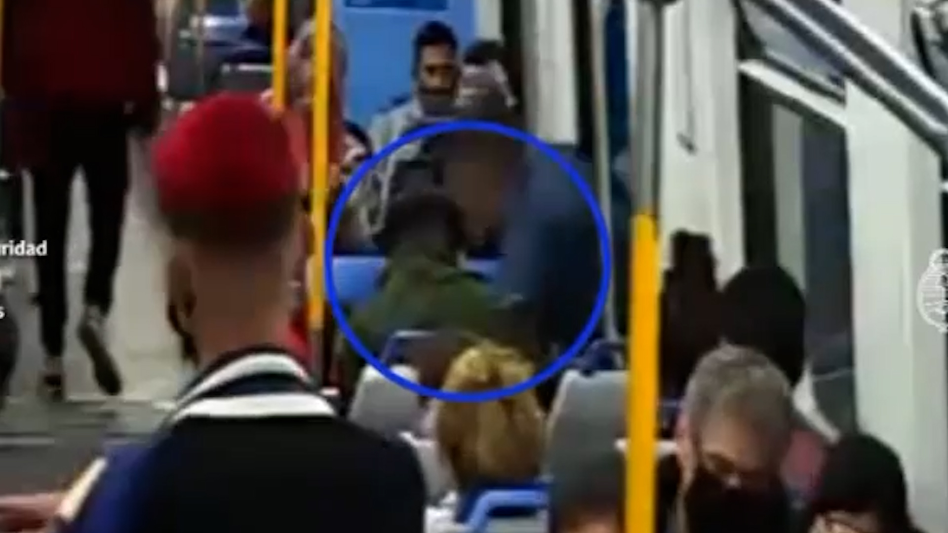 Відео сміливий ривок поліцейського який подорожує на поїзді Sarmiento