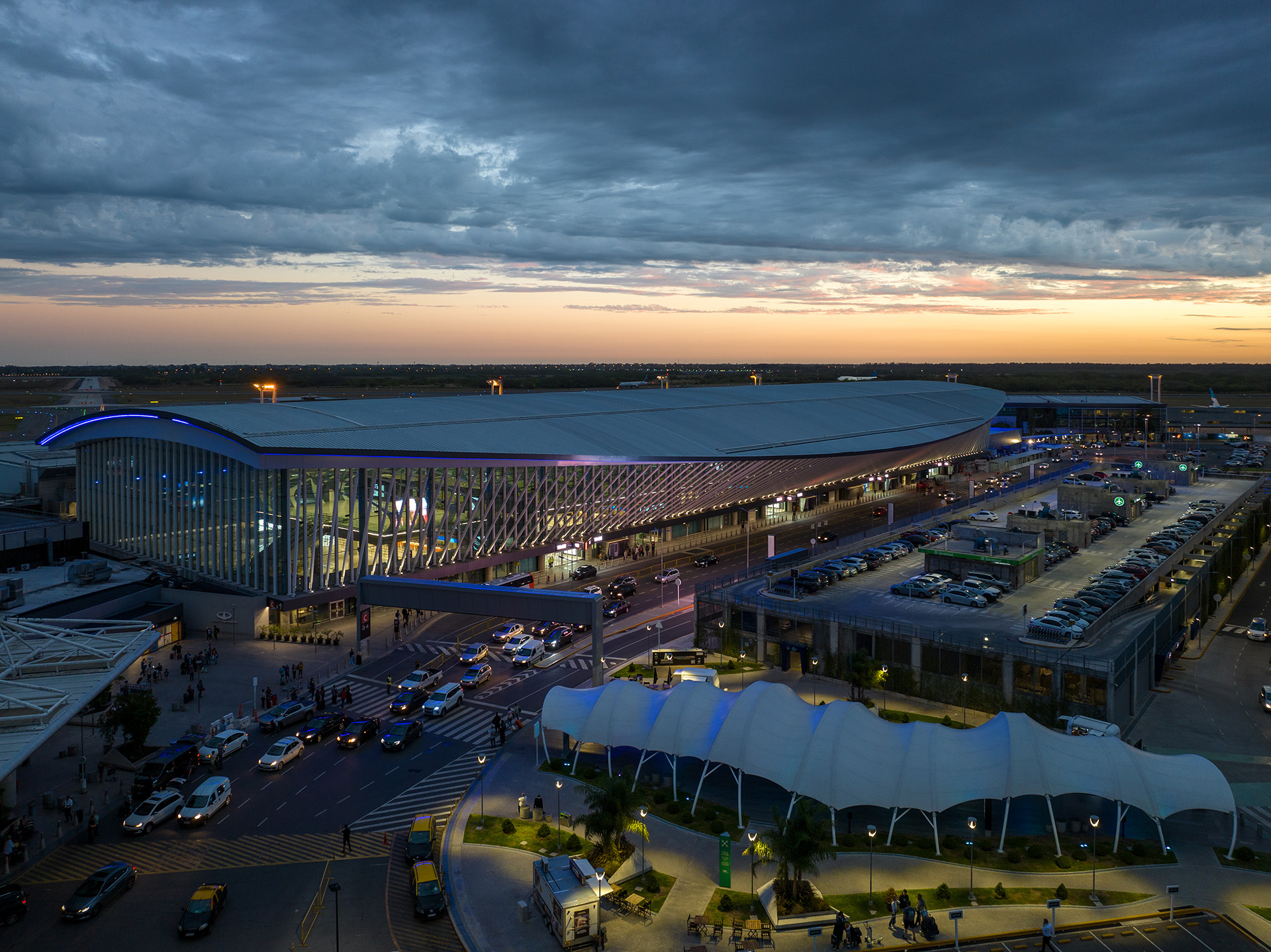 Alberto Fernández inauguró la nueva terminal de Ezeiza y defendió el ...