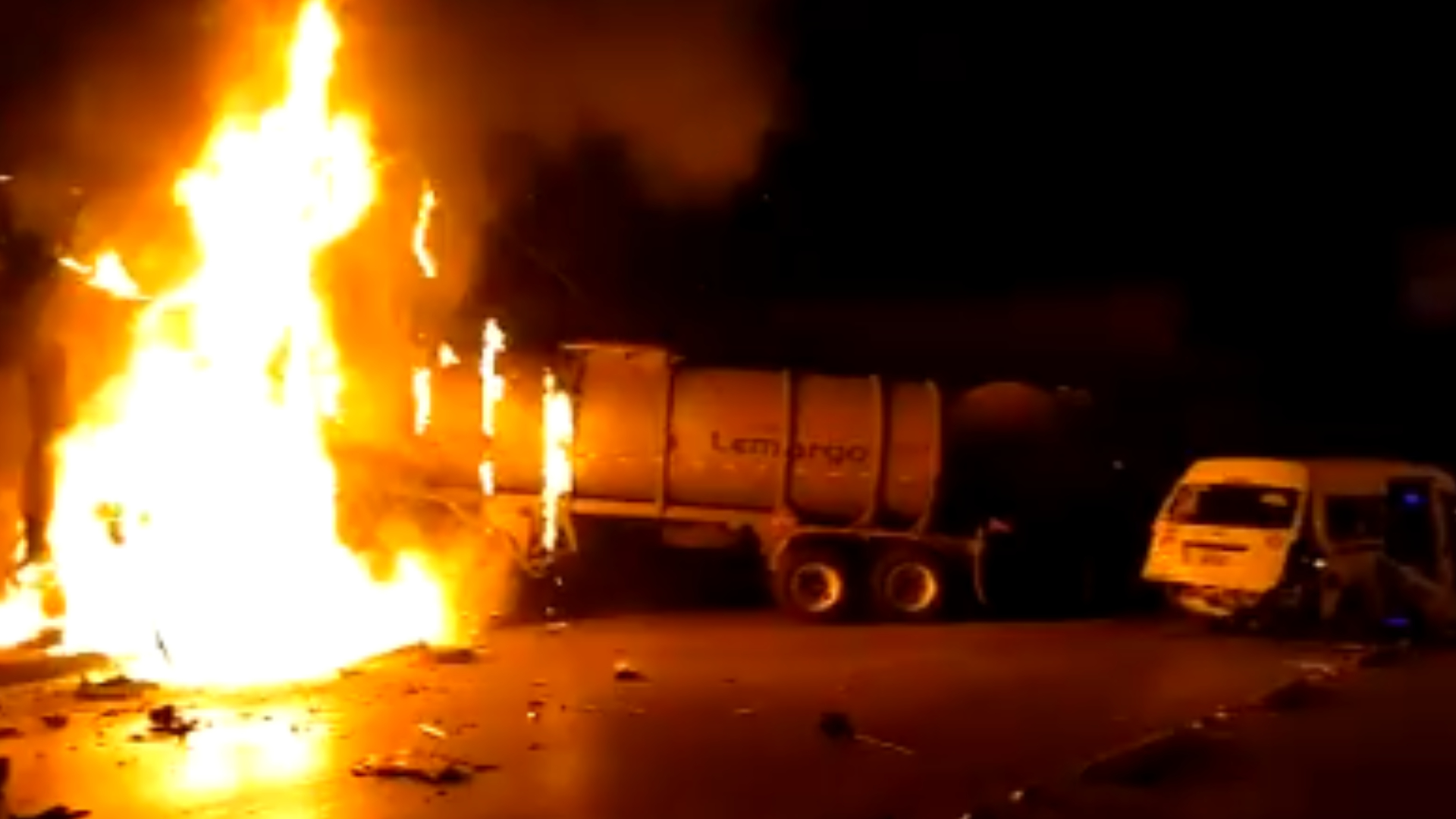 Brutal Accidente En Edomex Una Pipa De Doble Remolque Se Incendió Tras