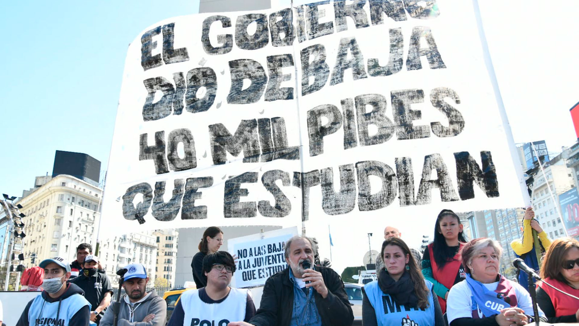 El Gobierno Obliga A Los Movimientos Sociales A Elegir Entre El