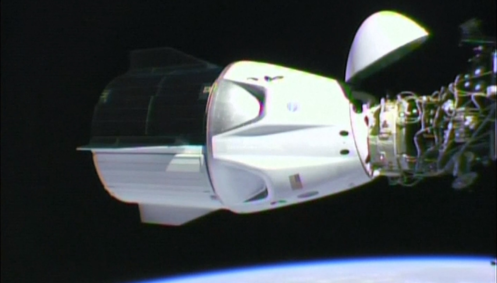 Los Astronautas De La Nave Spacex Llegaron Con éxito A La Estación